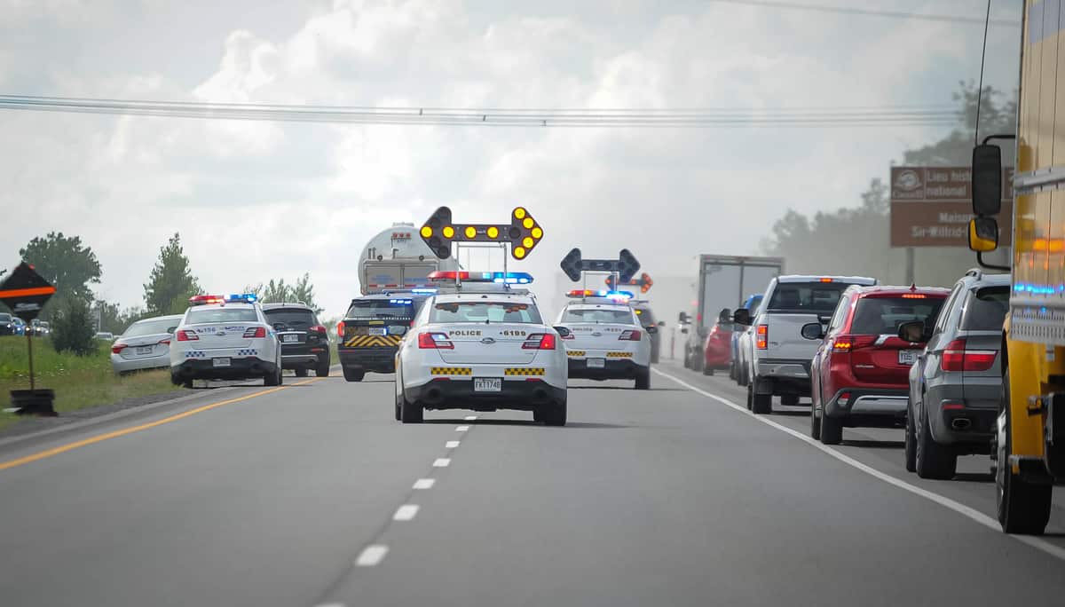 Un homme en crise maîtrisé par des automobilistes sur l'autoroute 640 ...