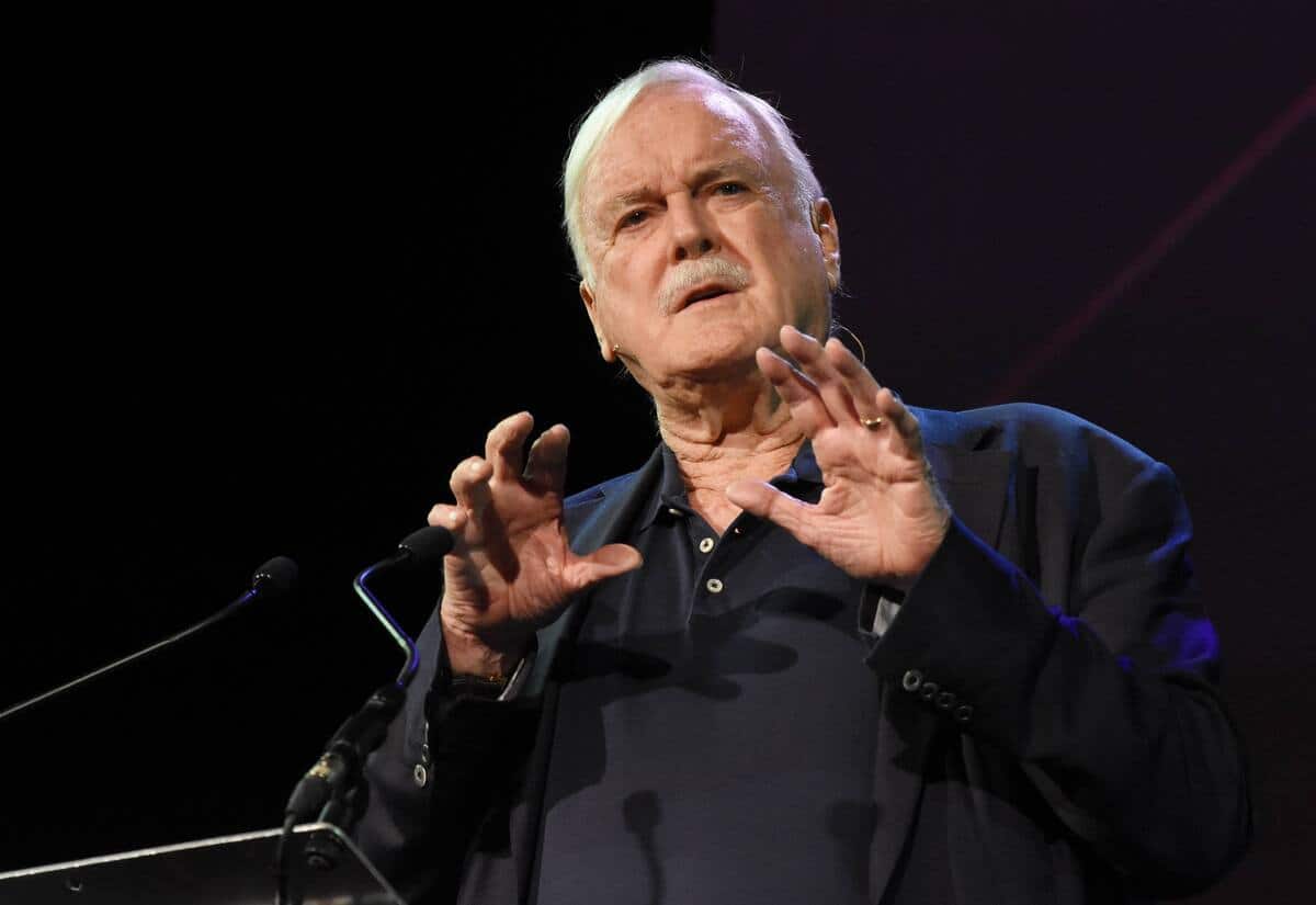 John Cleese compare Donald Trump avec Hitler | JDM