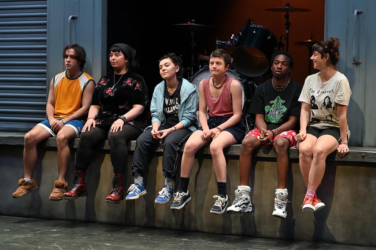 «Julie» au Théâtre La Licorne: Une pièce de théâtre pour se souvenir de ...