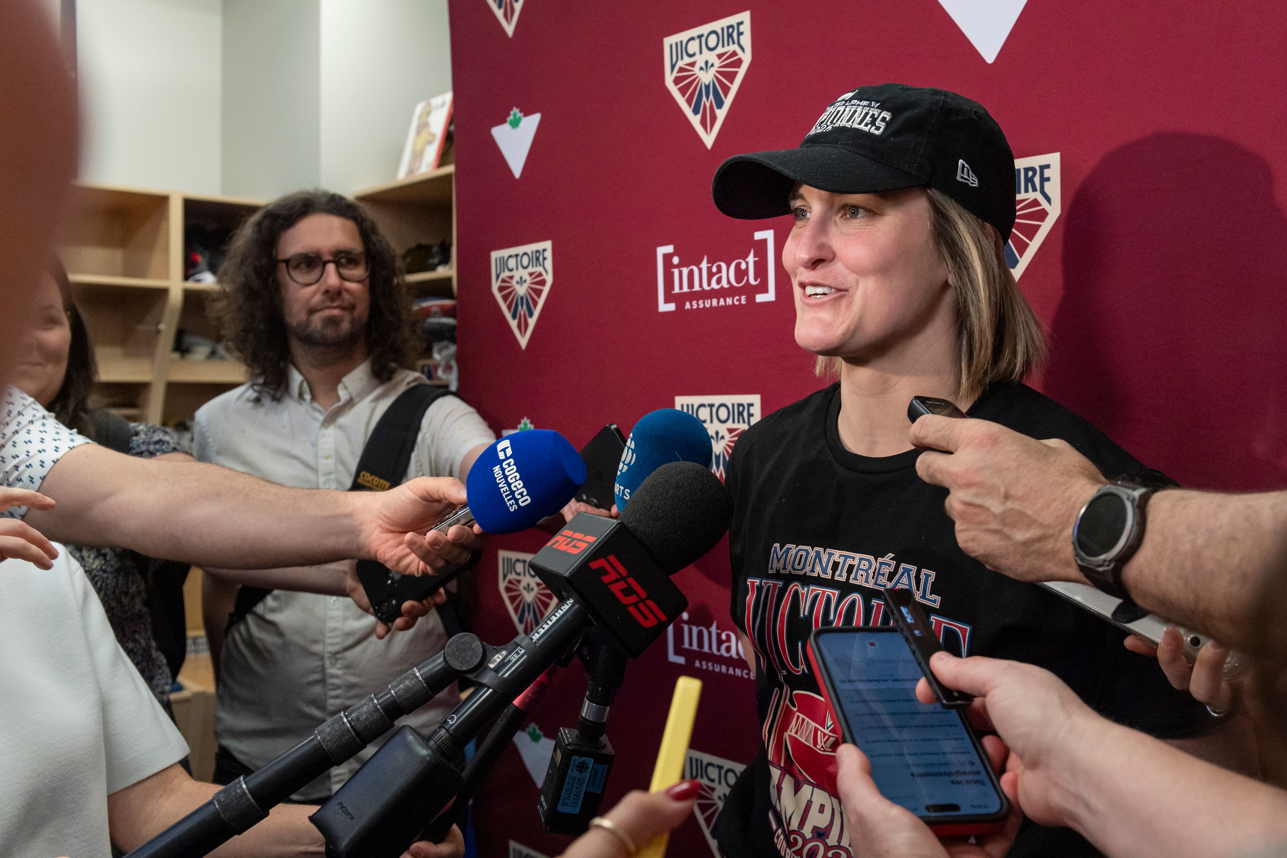 Réflexion familiale pour Marie-Philip Poulin et Laura Stacey - TVA Sports