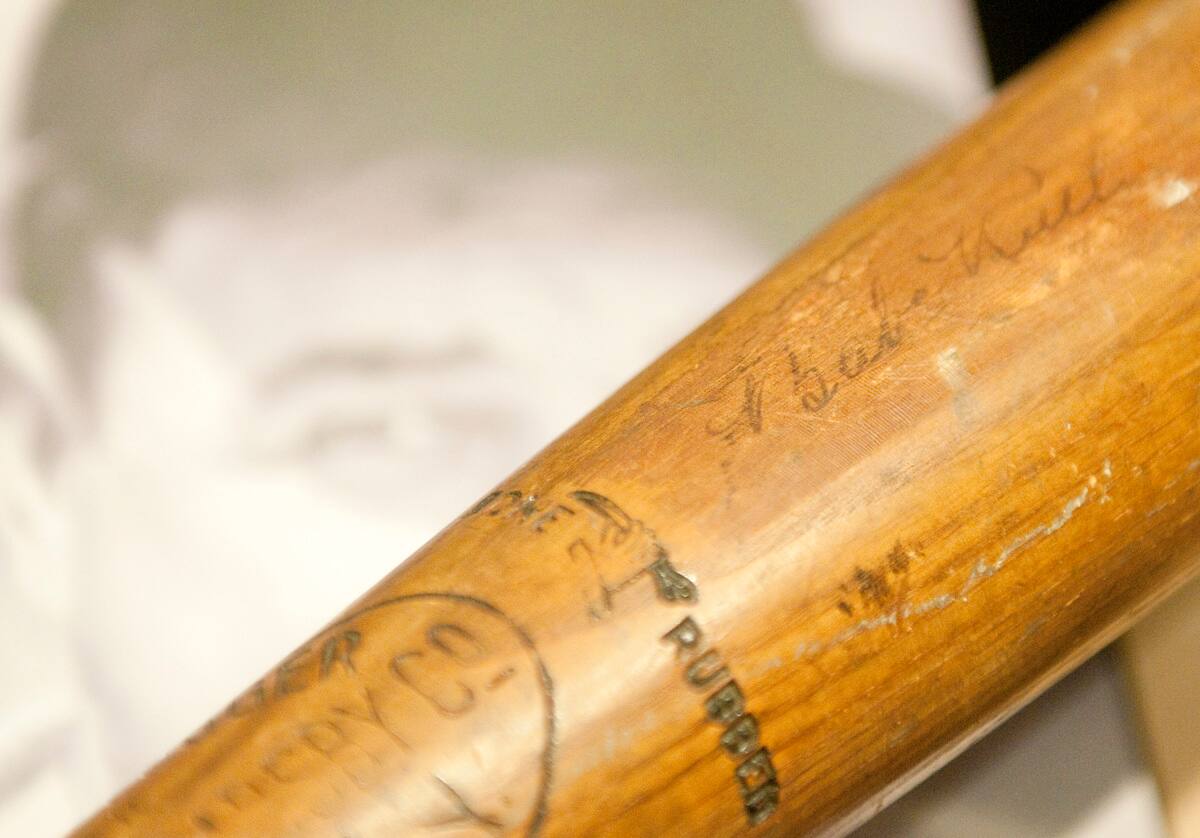 Un bâton utilisé par Babe Ruth vendu à très gros prix - TVA Sports