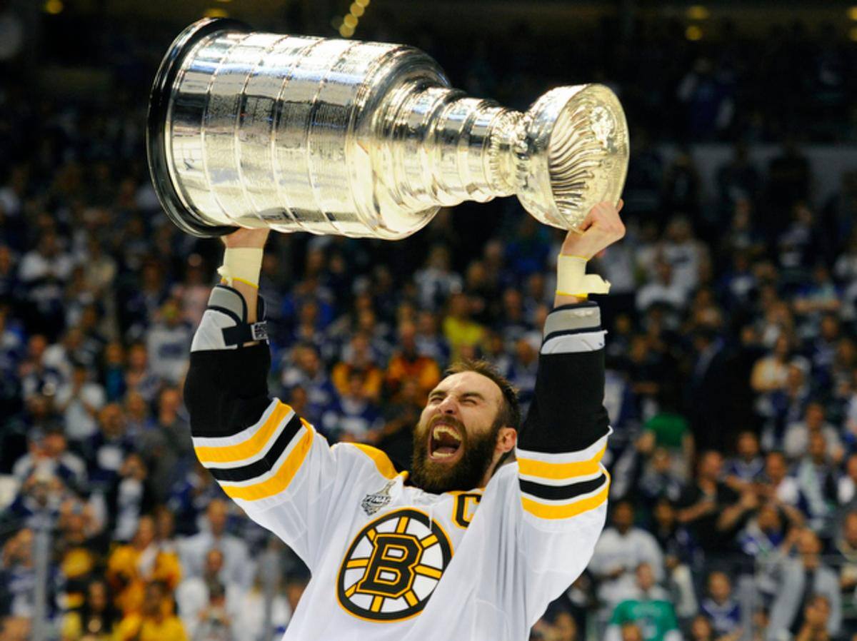 Soigné à l’infirmerie pendant que ses coéquipiers des Bruins ...