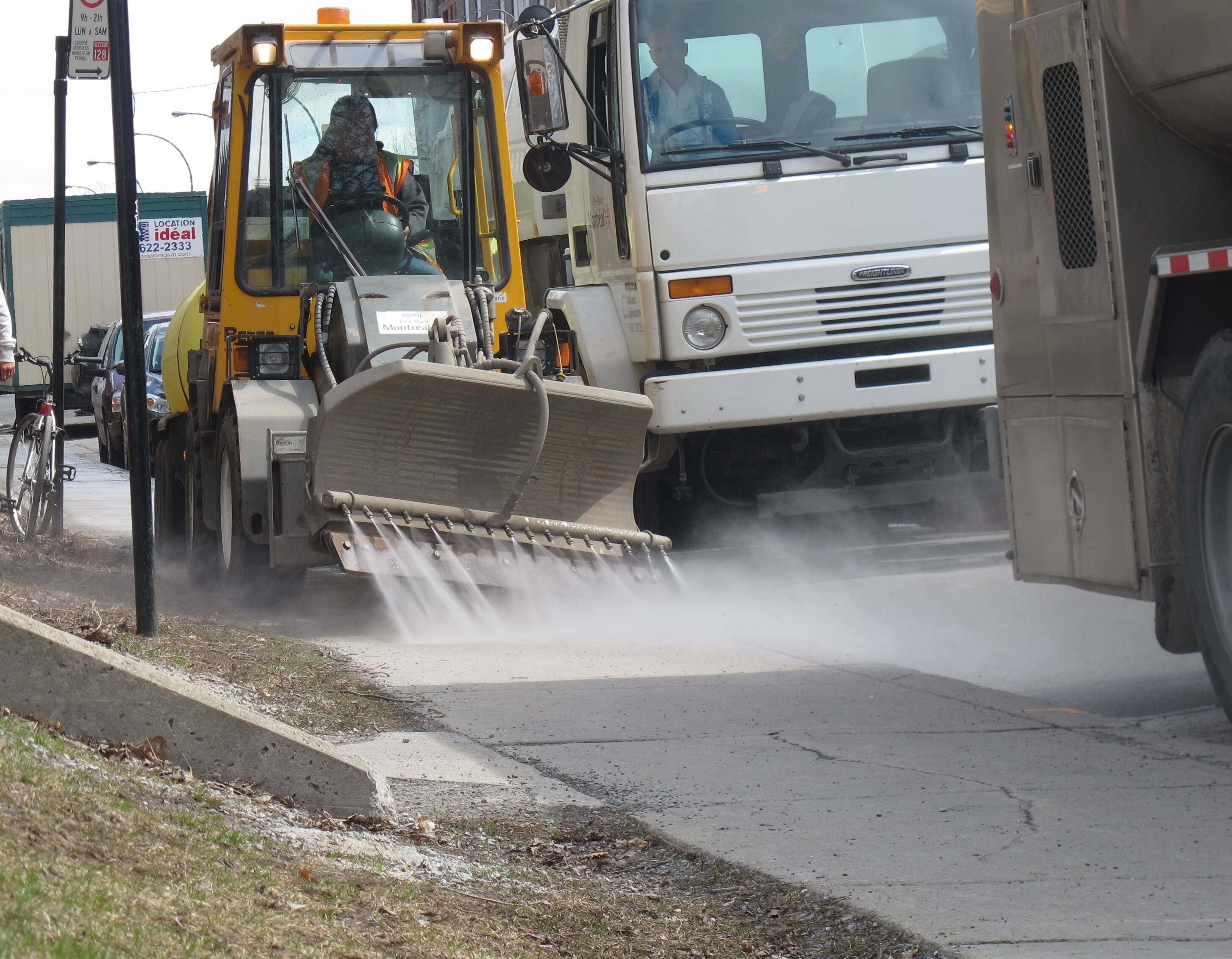 1000 cols bleus pour un ménage du printemps de six semaines à Montréal ...