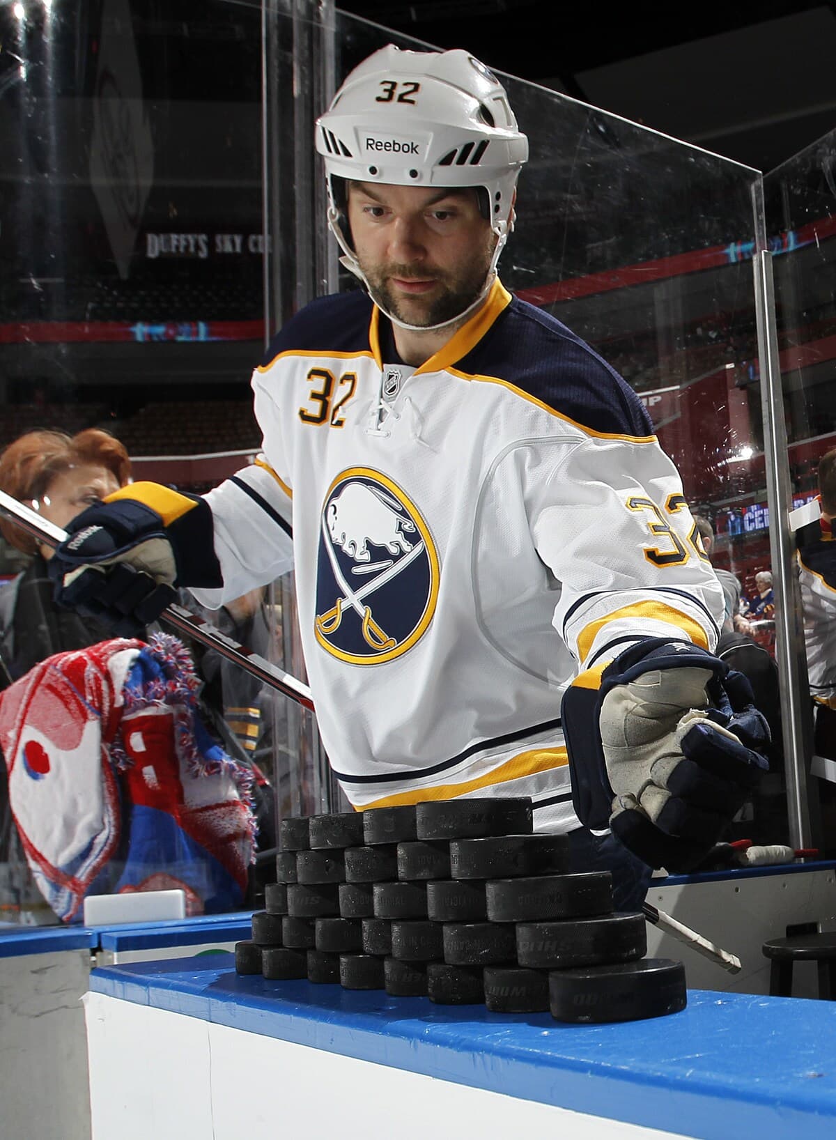 LNH: John Scott félicite Jonathan Bernier d’une façon bien spéciale ...