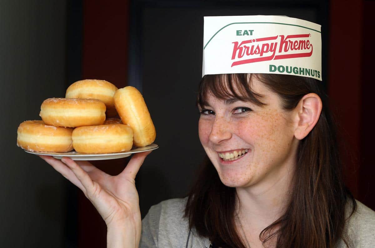 Il passe un beigne Krispy Kreme 25 fois sous la fontaine à glaçure et ...