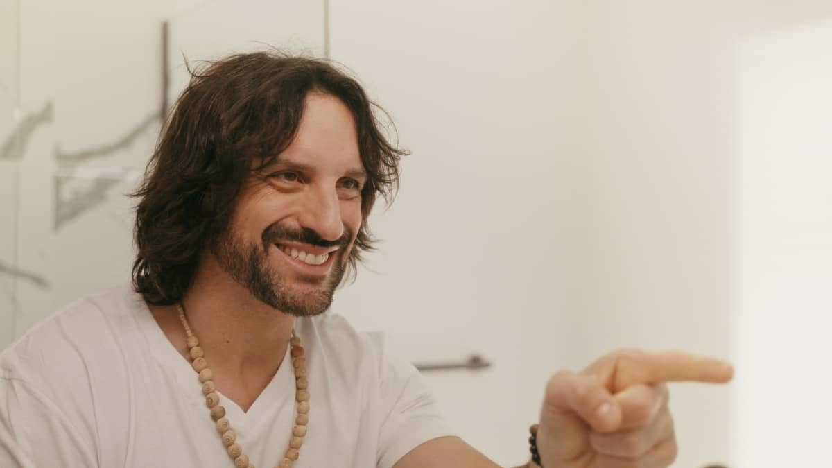 «Comment devenir un gourou»: l’humoriste Mathieu Cyr se transforme en ...