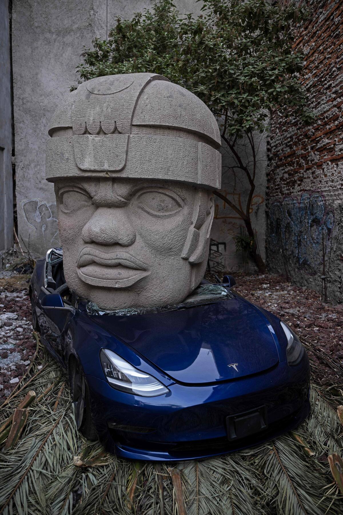 Une Tesla écrasée par une colossale sculpture préhispanique, l'idée ...