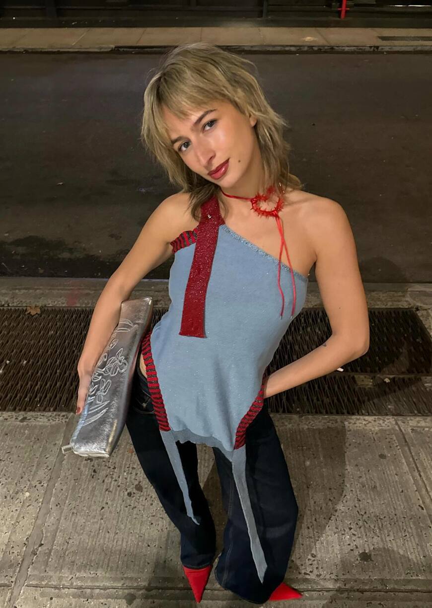 Audacieuse, l’influenceuse Izzi Poopi porte la plus petite brassière ...