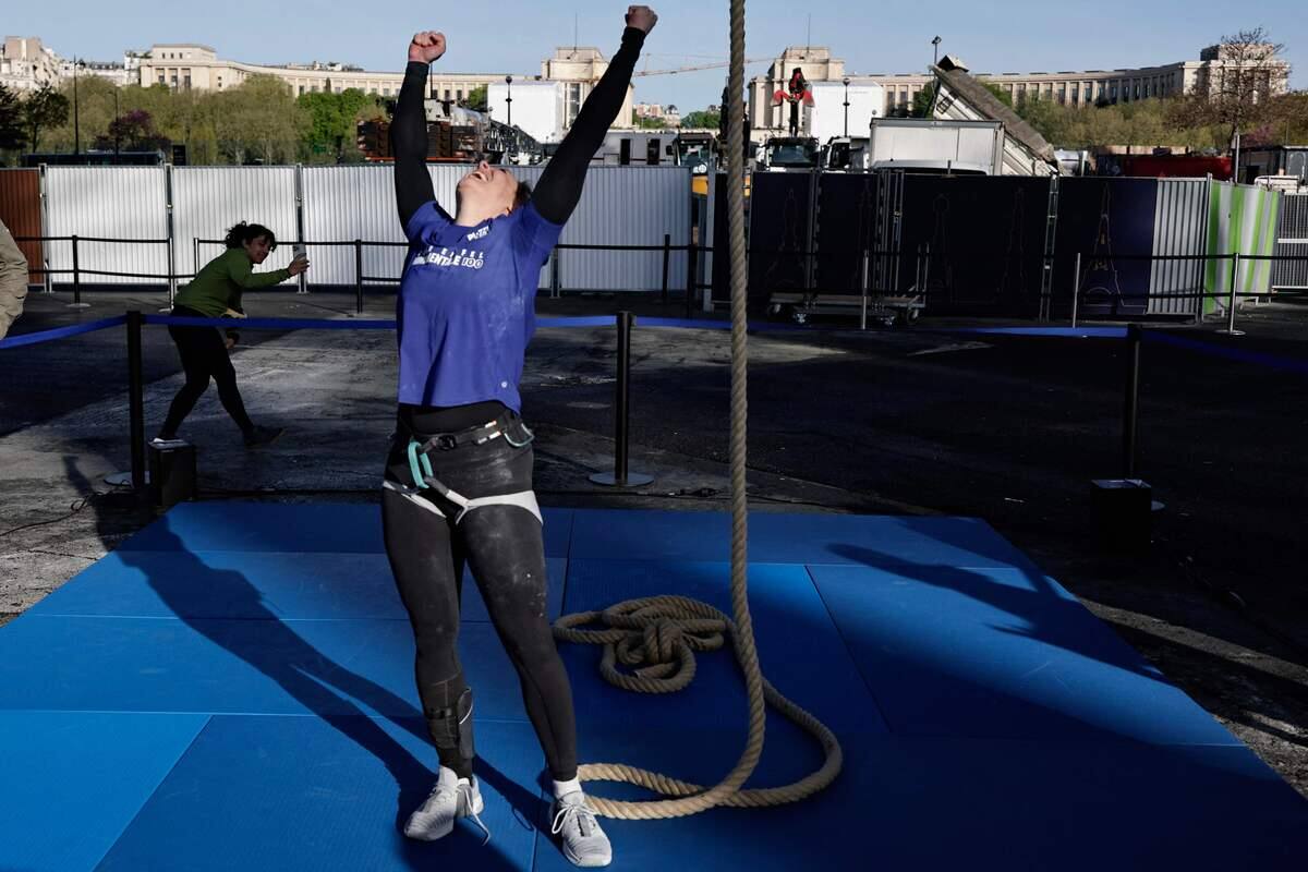 Une athlète bat un record en grimpant à la corde jusqu'au deuxième ...