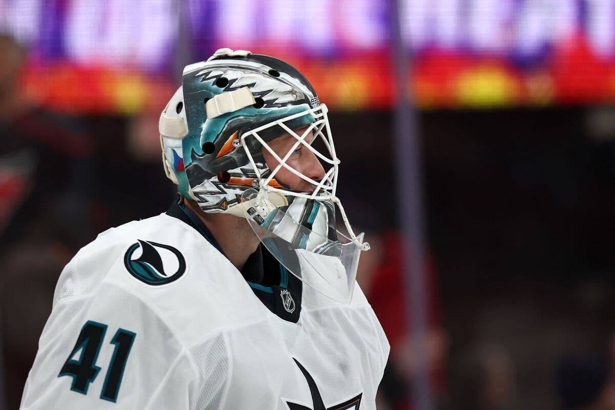 Vitek Vanecek se blesse... sur le banc - TVA Sports