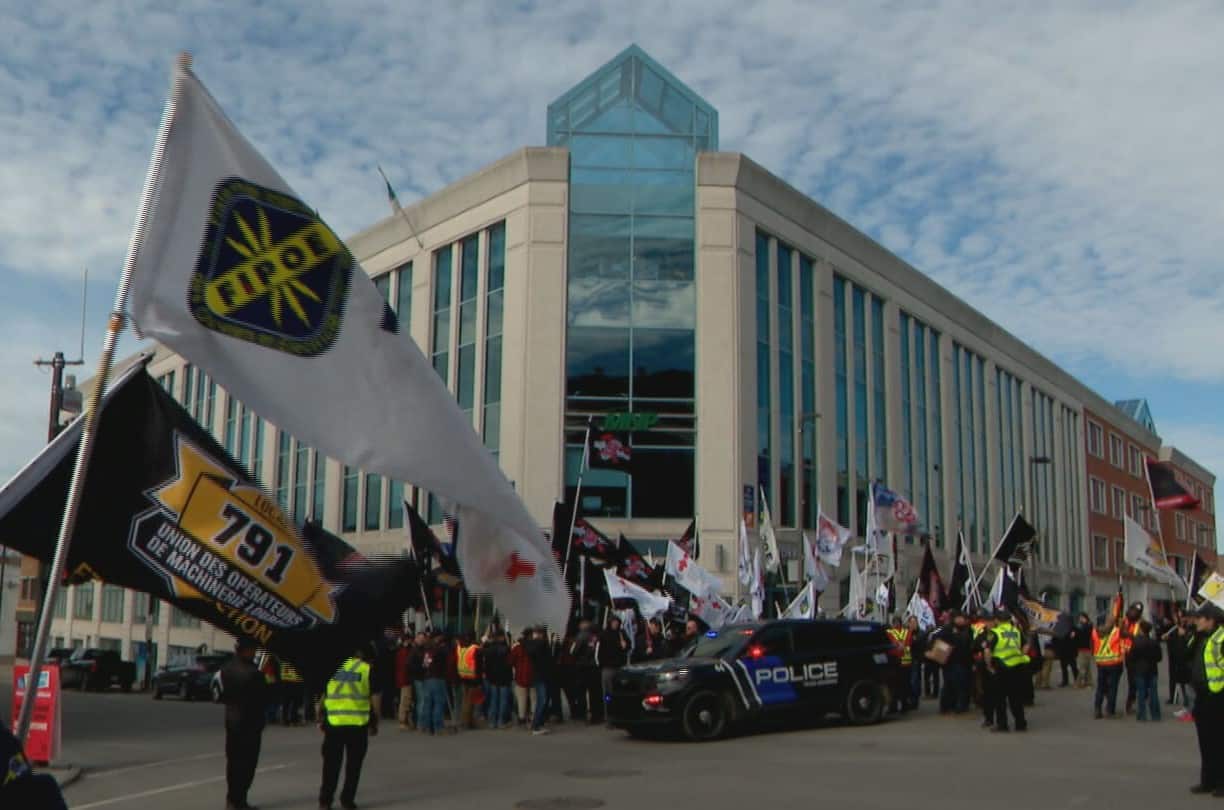 «On veut revenir chez nous vivants»: des travailleurs manifestent à ...