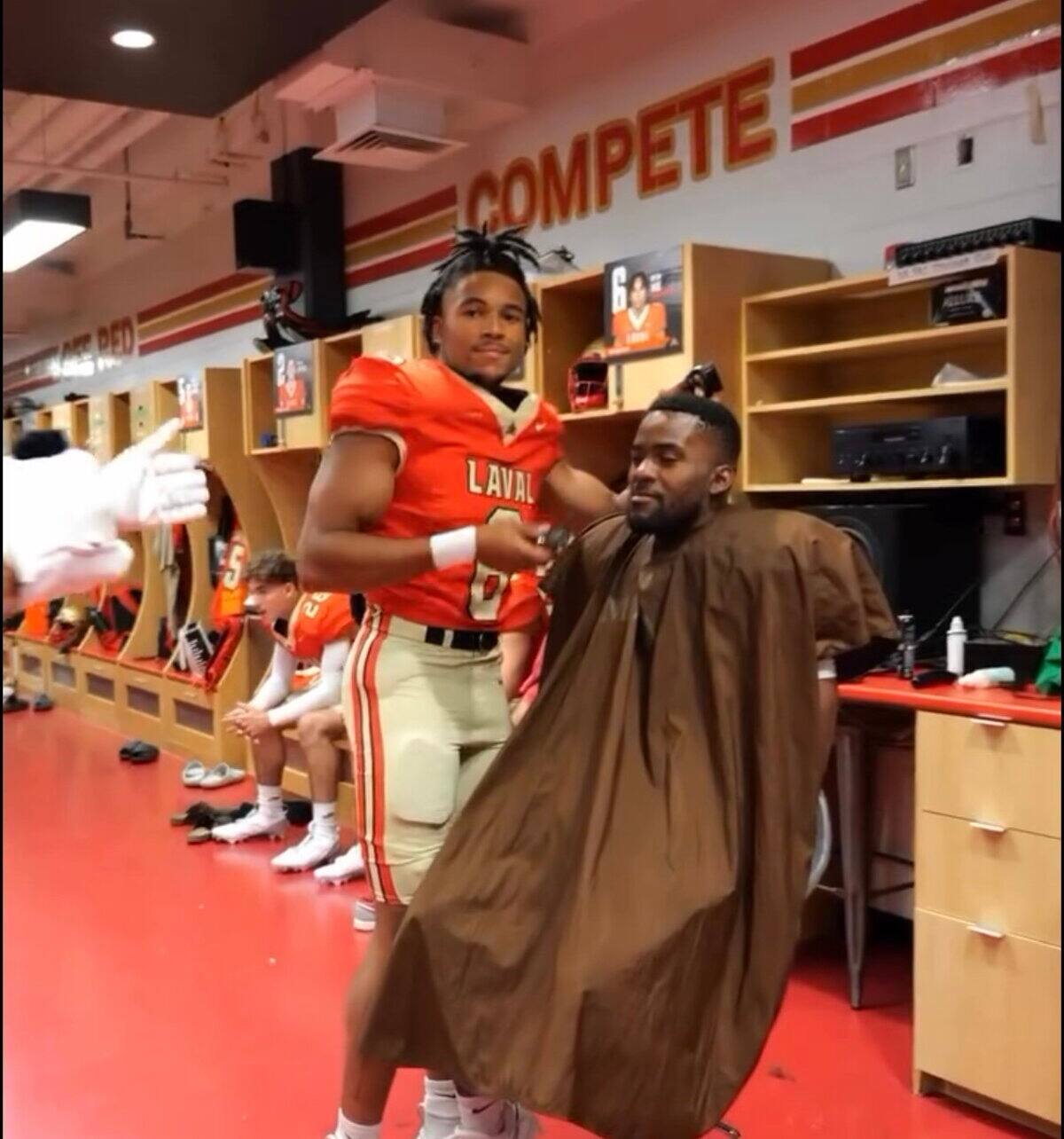 Le coiffeur du Rouge et Or se lance en affaires en achetant un magasin ...