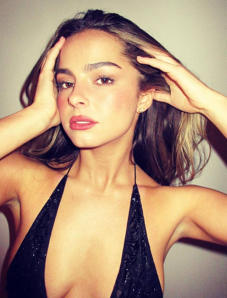 Addison Rae torride dans un style Y2K en «wet look» et «crop top ...