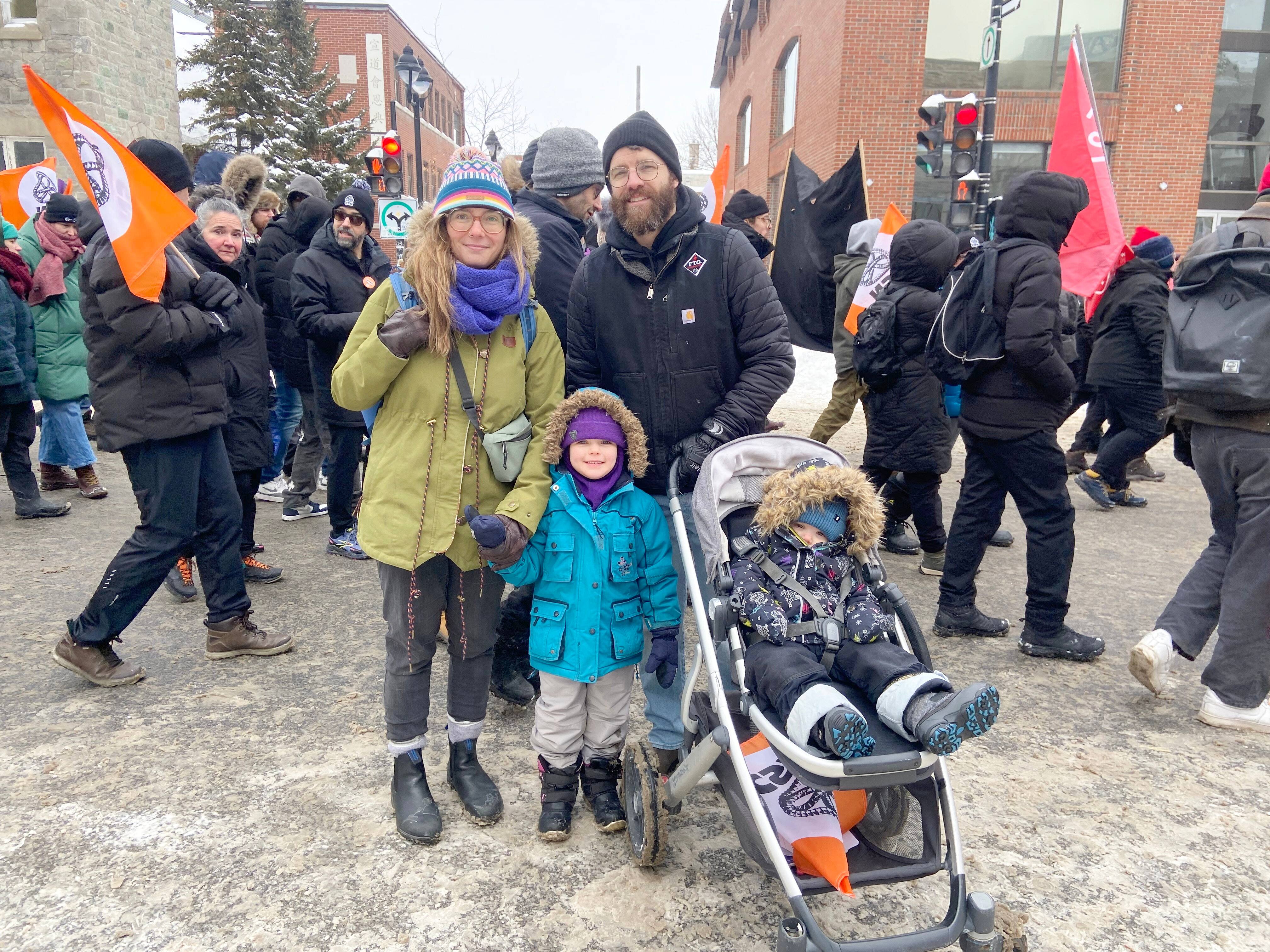 Des manifestants encouragent le boycottage d'Amazon | TVA Nouvelles