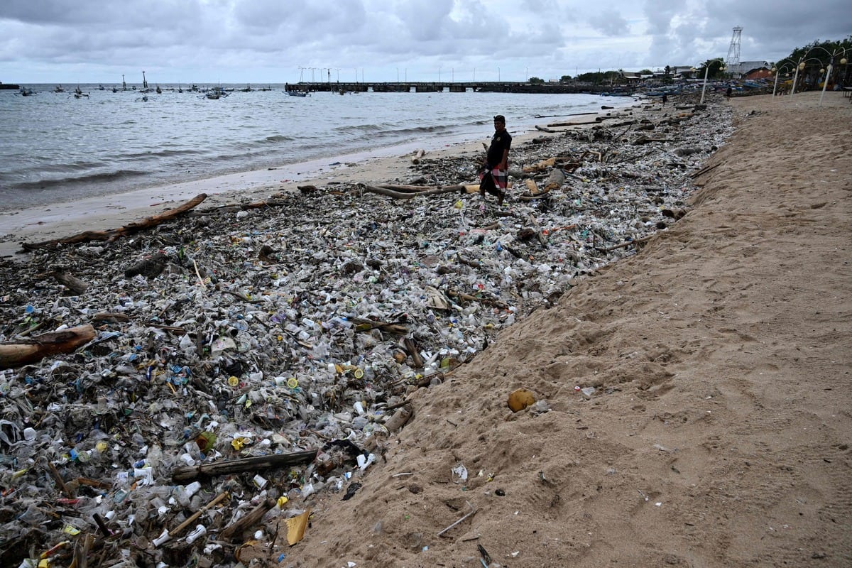 Des plages envahies par des déchets à Bali | TVA Nouvelles