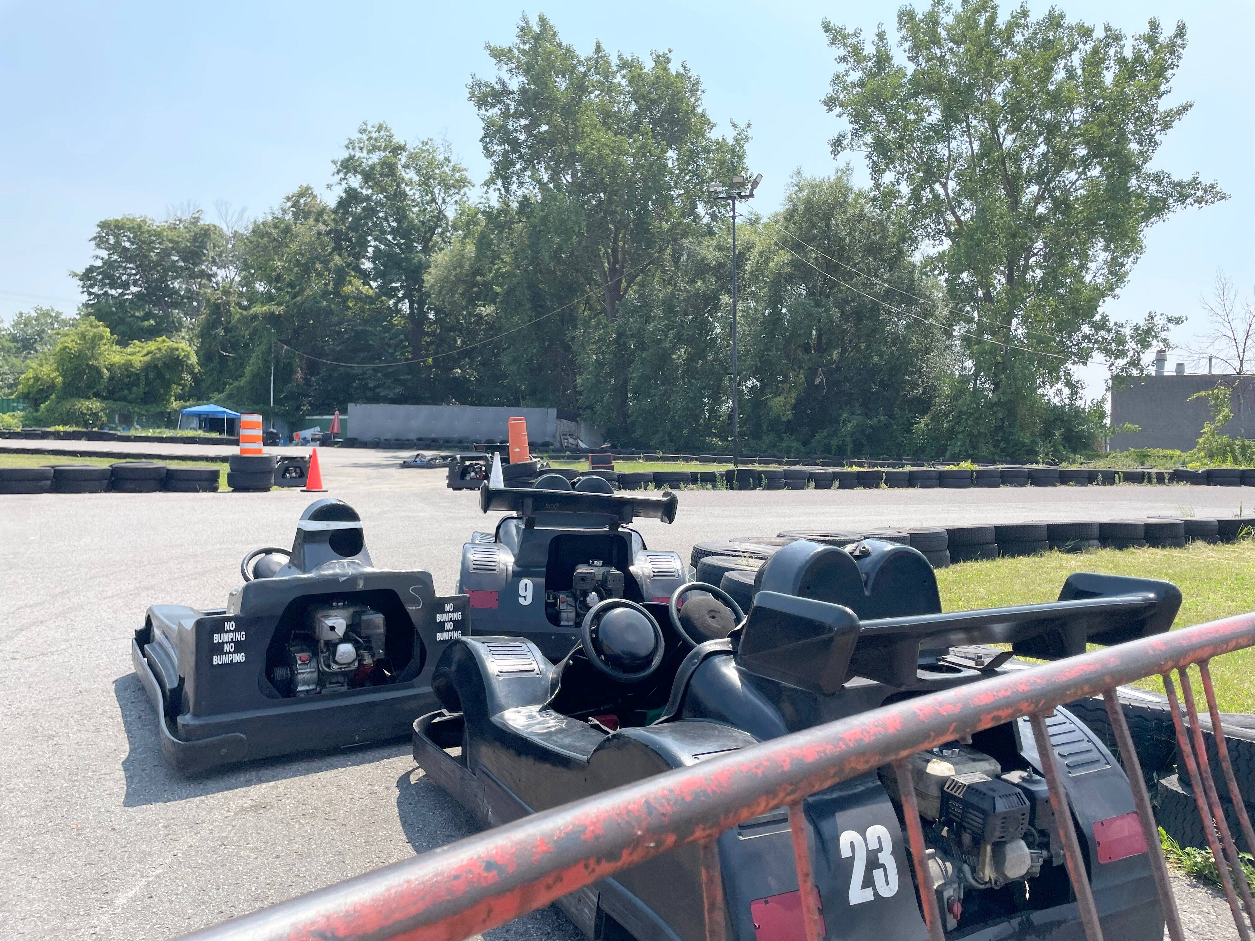 Elle frôle la mort en faisant du kart: ses cheveux se coincent dans le ...