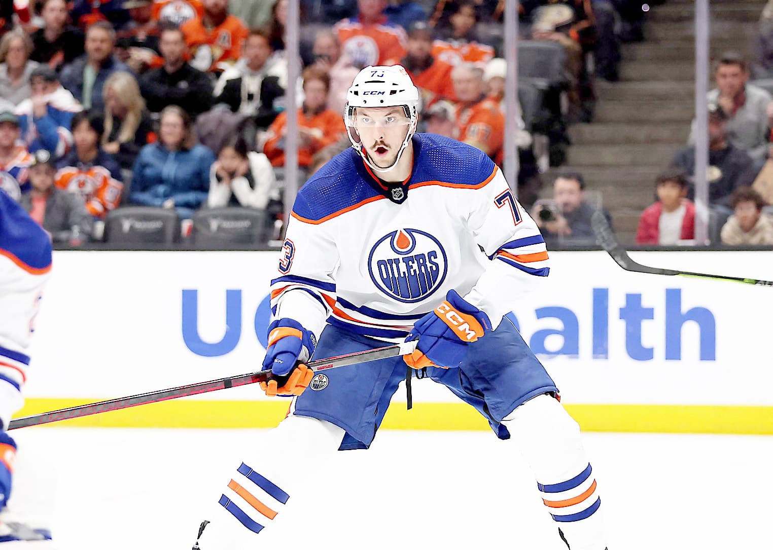 Vincent Desharnais joue un premier match au Centre Bell et se bat ...