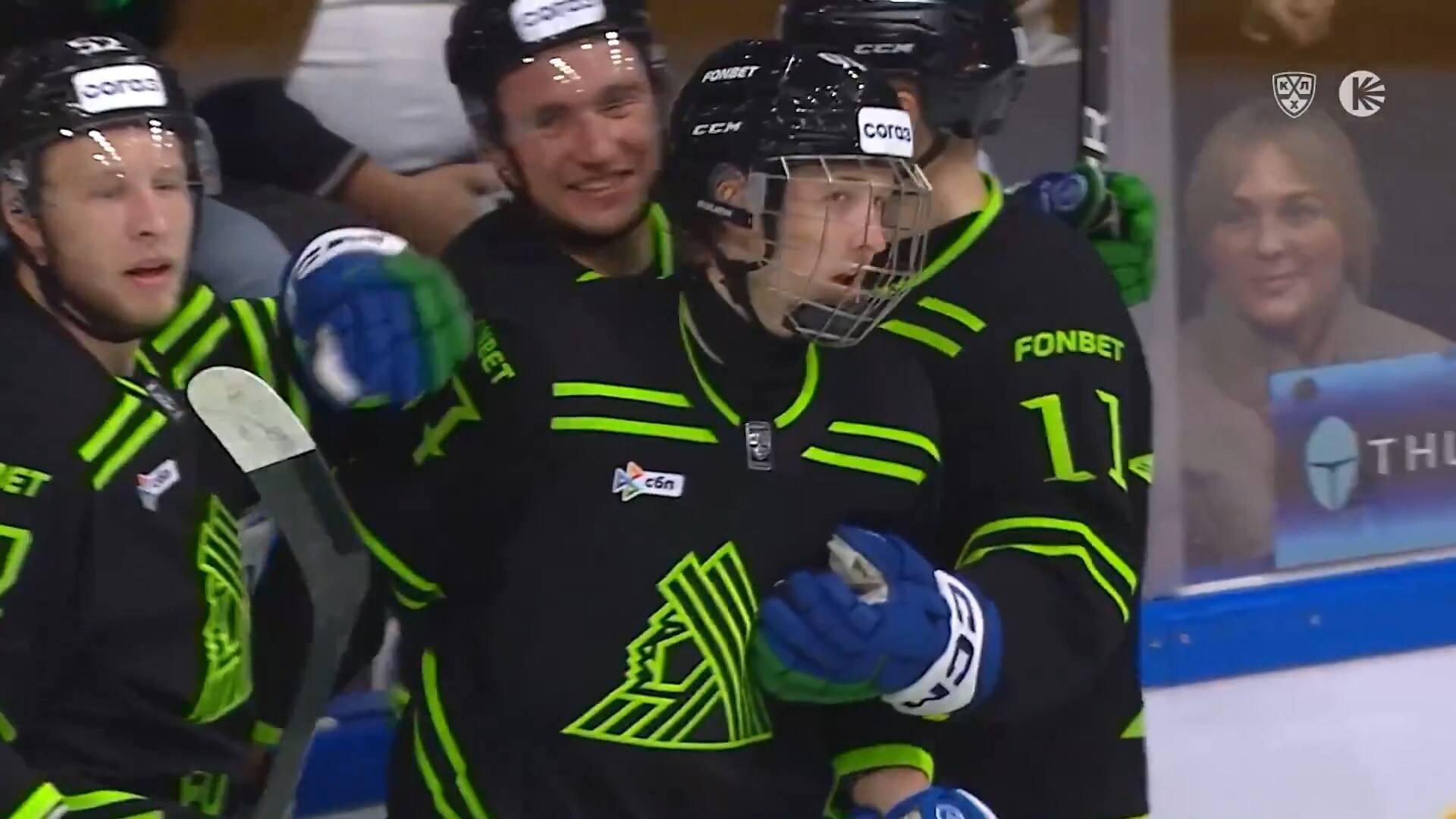 À VOIR: Alexander Zharovsky marque son 1er but dans la KHL - TVA Sports