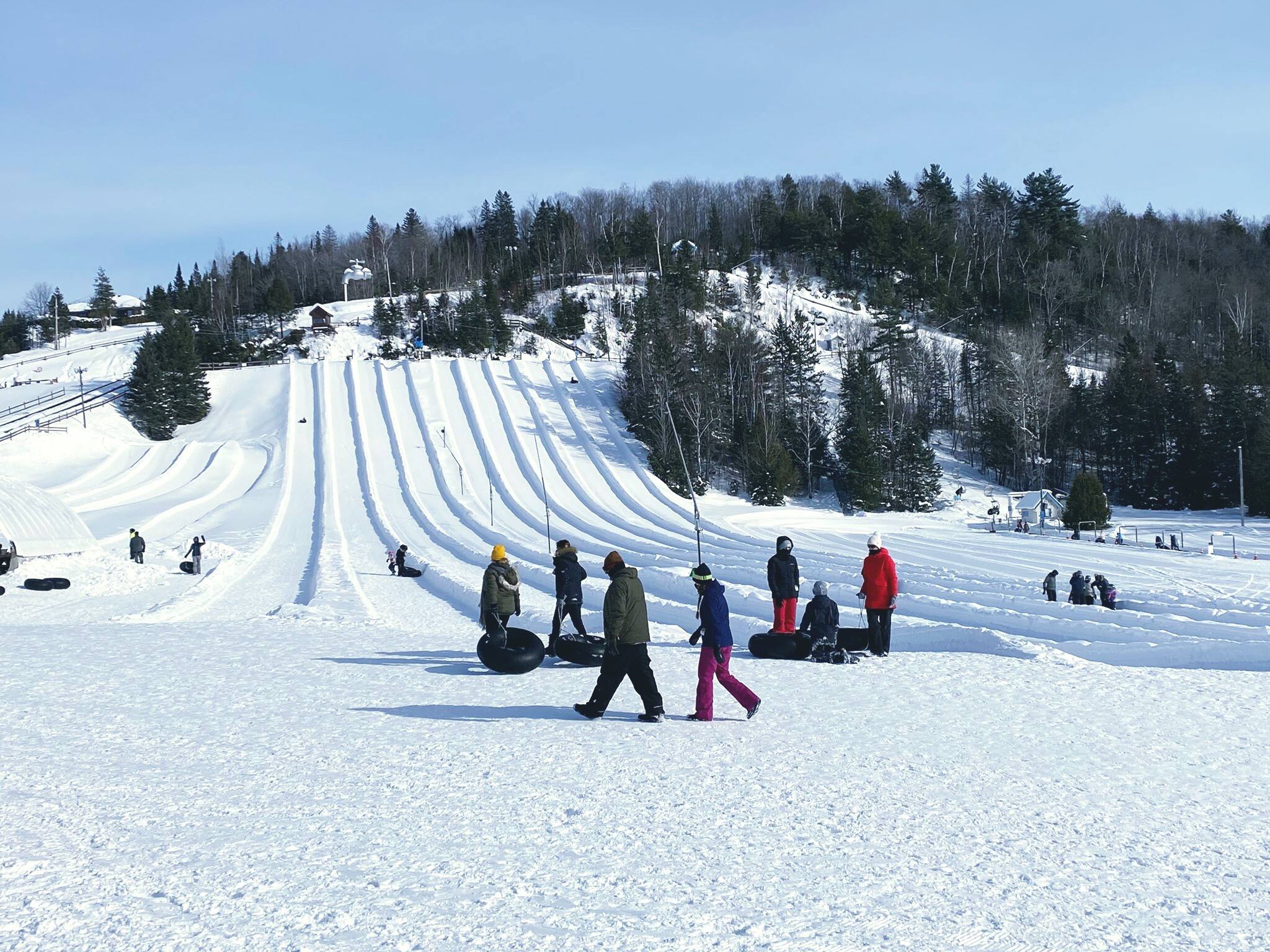 10 endroits où faire de la glissade sur tube au Québec | Salut Bonjour