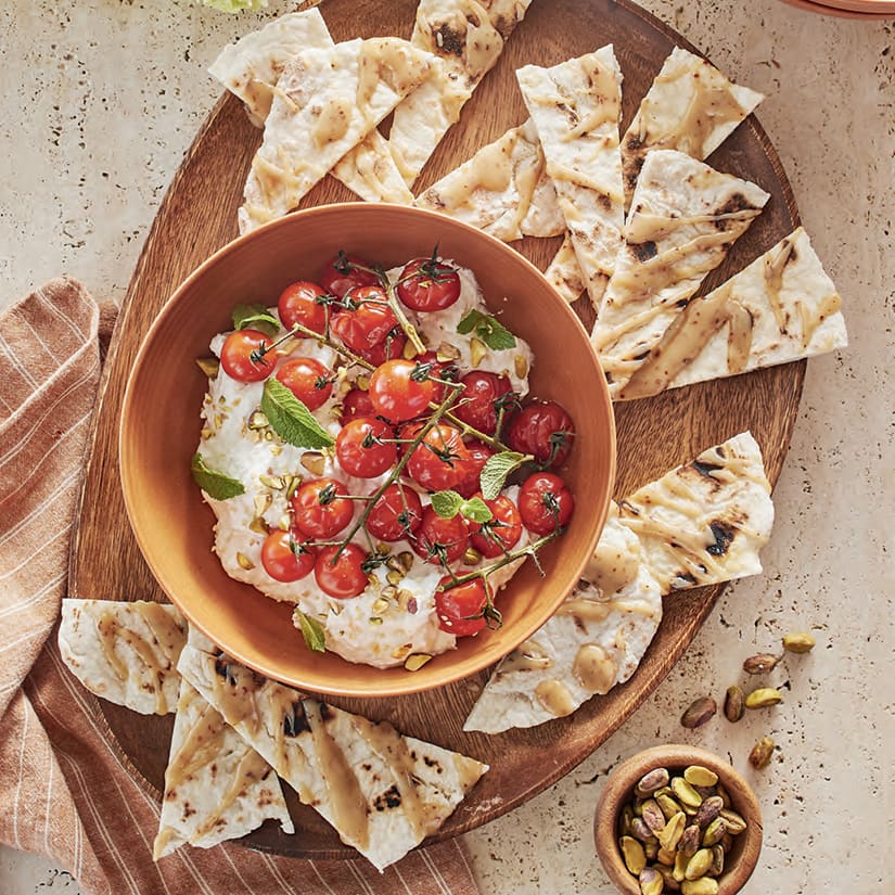 Labneh à l’ail confit et aux tomates rôties | Coup de pouce