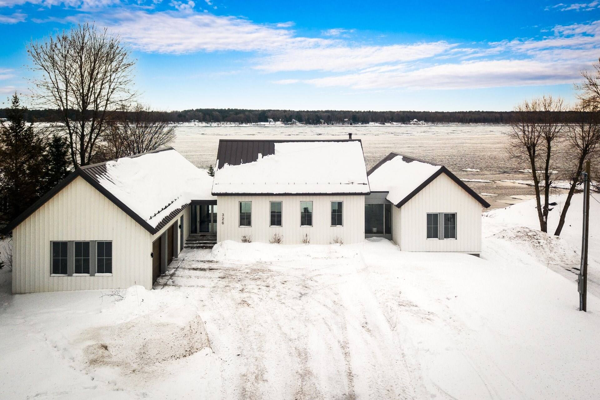 Lanoraie: spectaculaire propriété architecturale au bord de l’eau | JDQ
