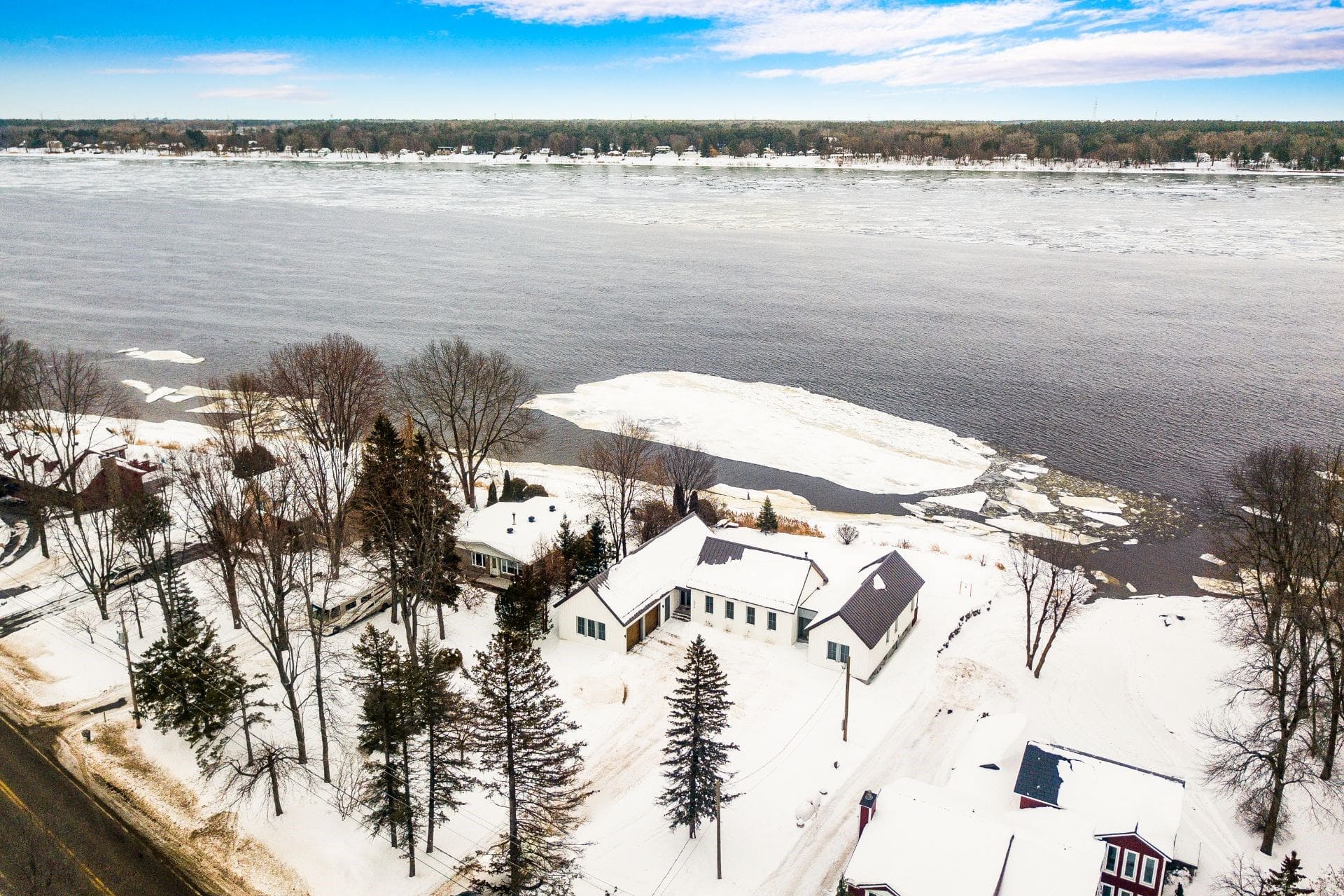 Lanoraie: spectaculaire propriété architecturale au bord de l’eau | JDQ