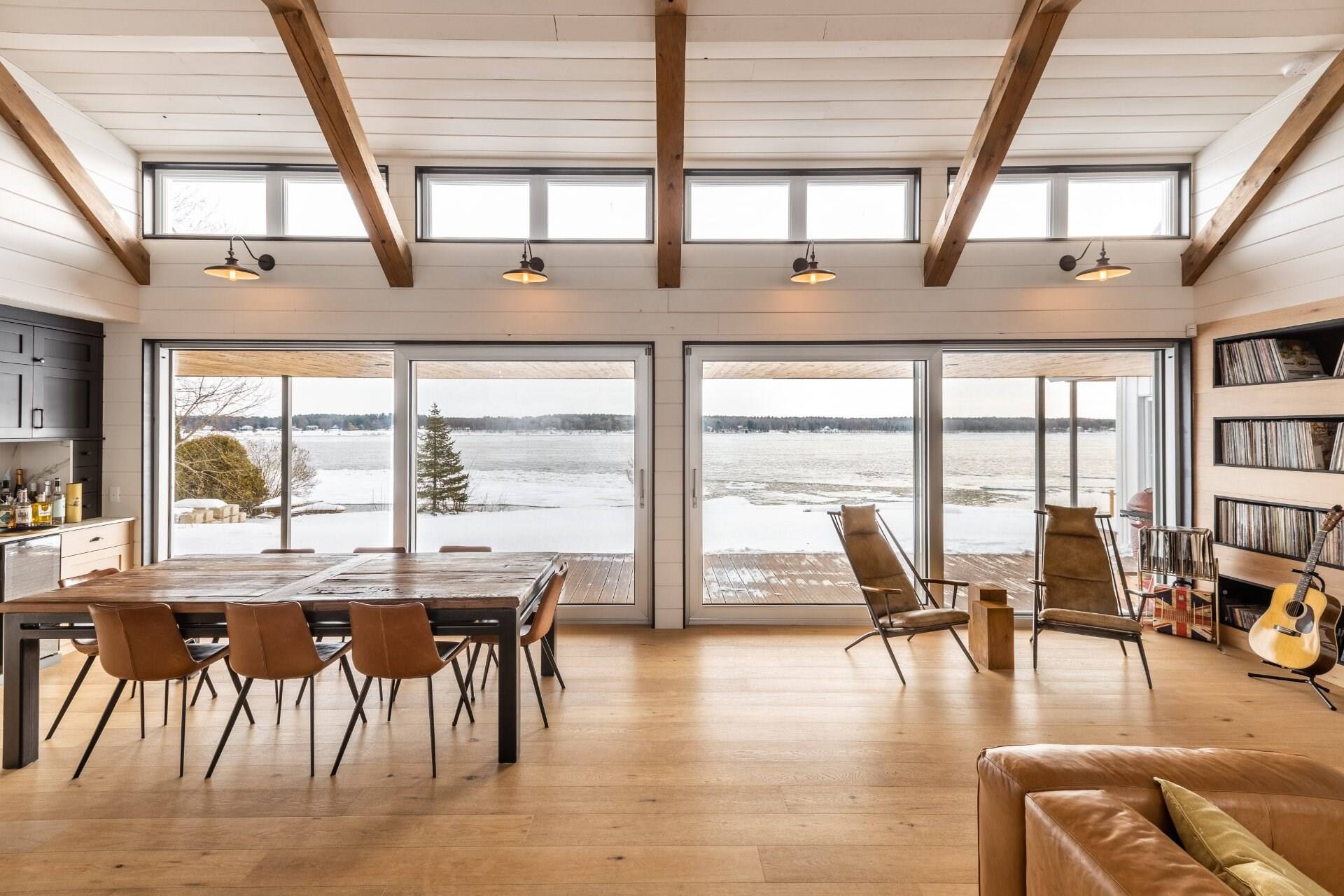 Lanoraie: spectaculaire propriété architecturale au bord de l’eau | JDQ