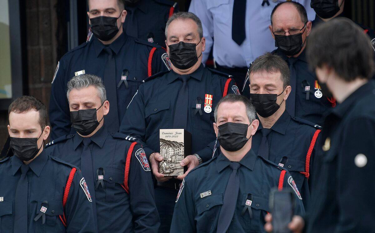 Un dernier au revoir poignant pour un pompier mort en service | JDQ