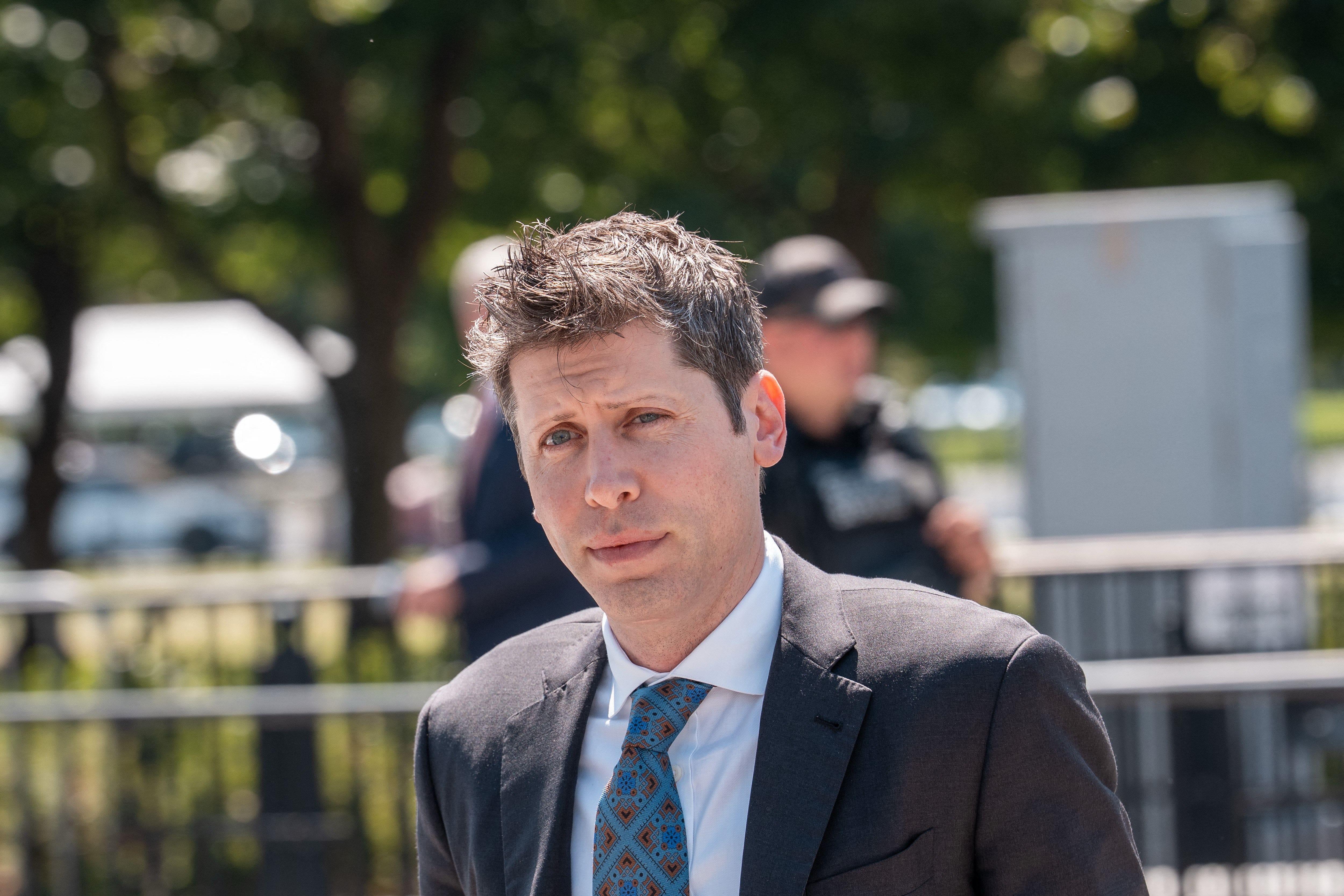 Le patron d'OpenAI lance l'«alerte rouge» face à la montée de la ...