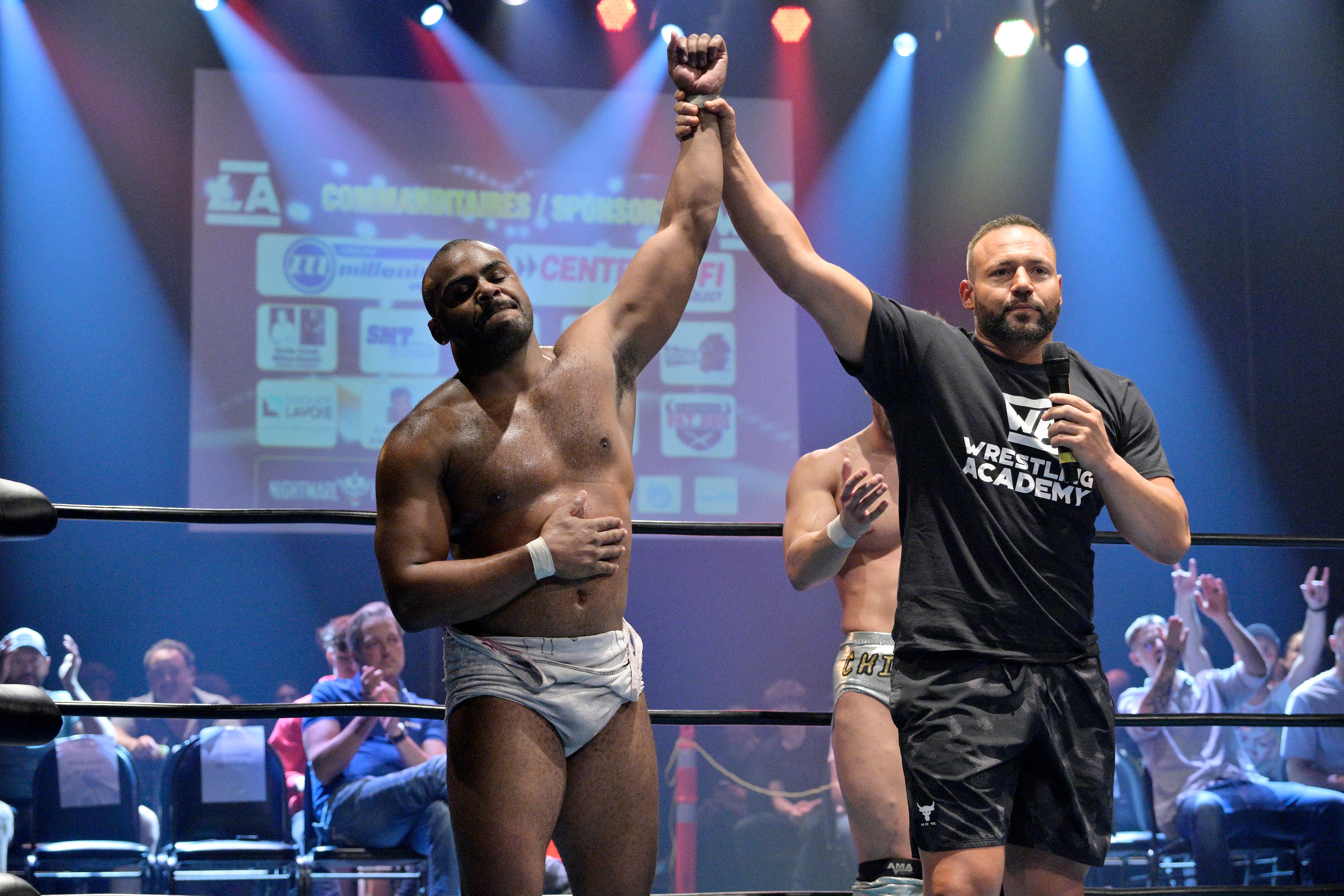 La vie de ces trois lutteurs vient de changer | JDQ