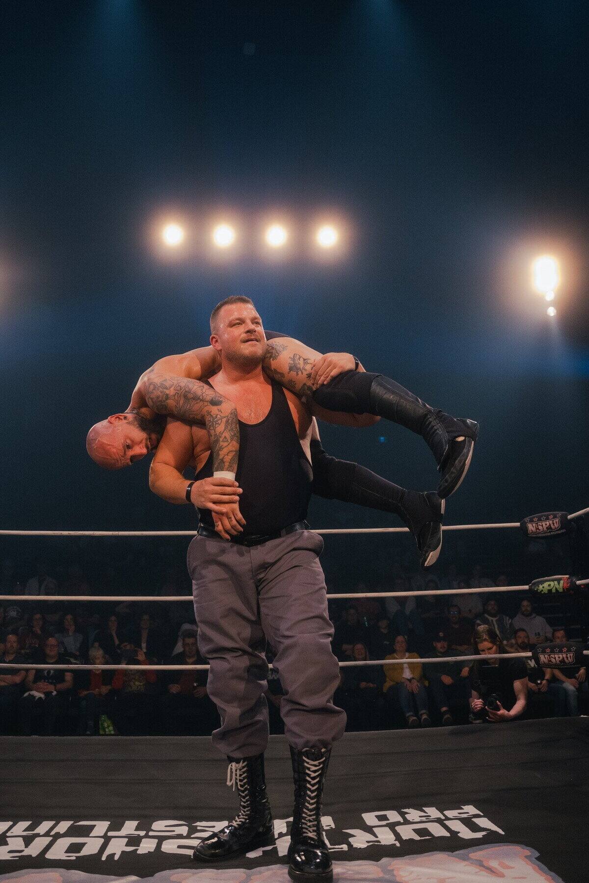 Lutte NSPW: Benjamin Tull, le méchant champion qui vend des croissants ...