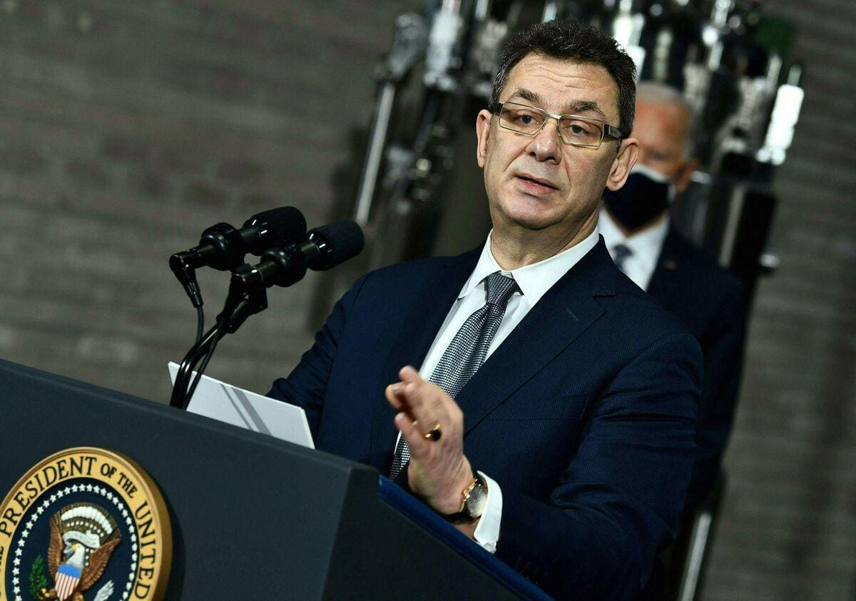 Le patron de Pfizer défend le prix élevé de son vaccin | TVA Nouvelles