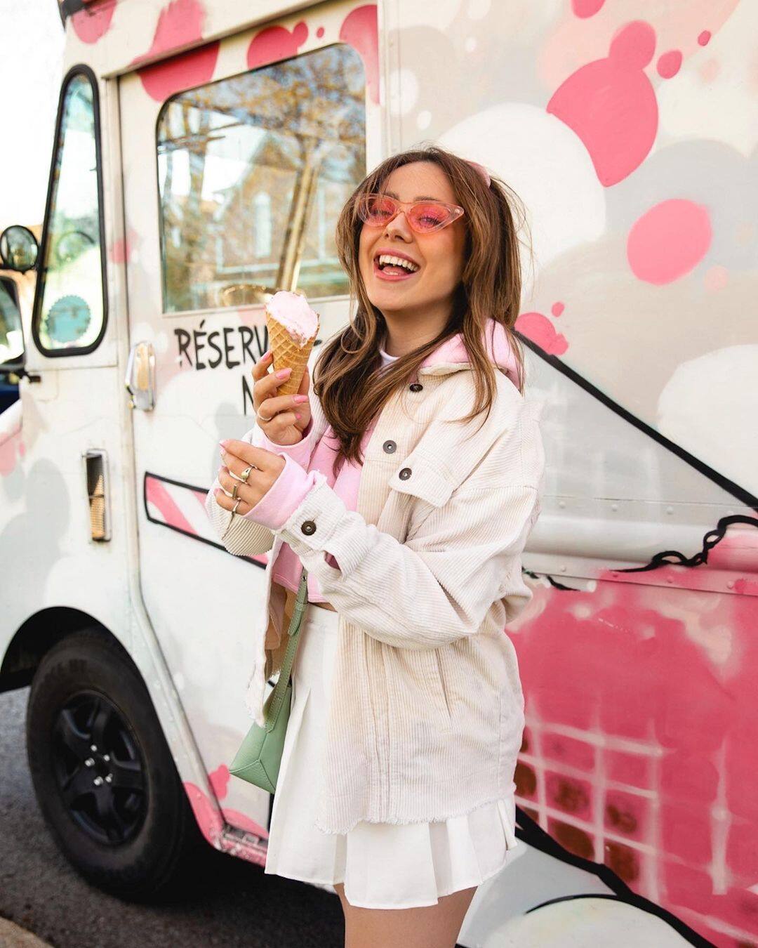 Rosalie Lessard nous dévoile son impressionnante garde-robe colorée ...