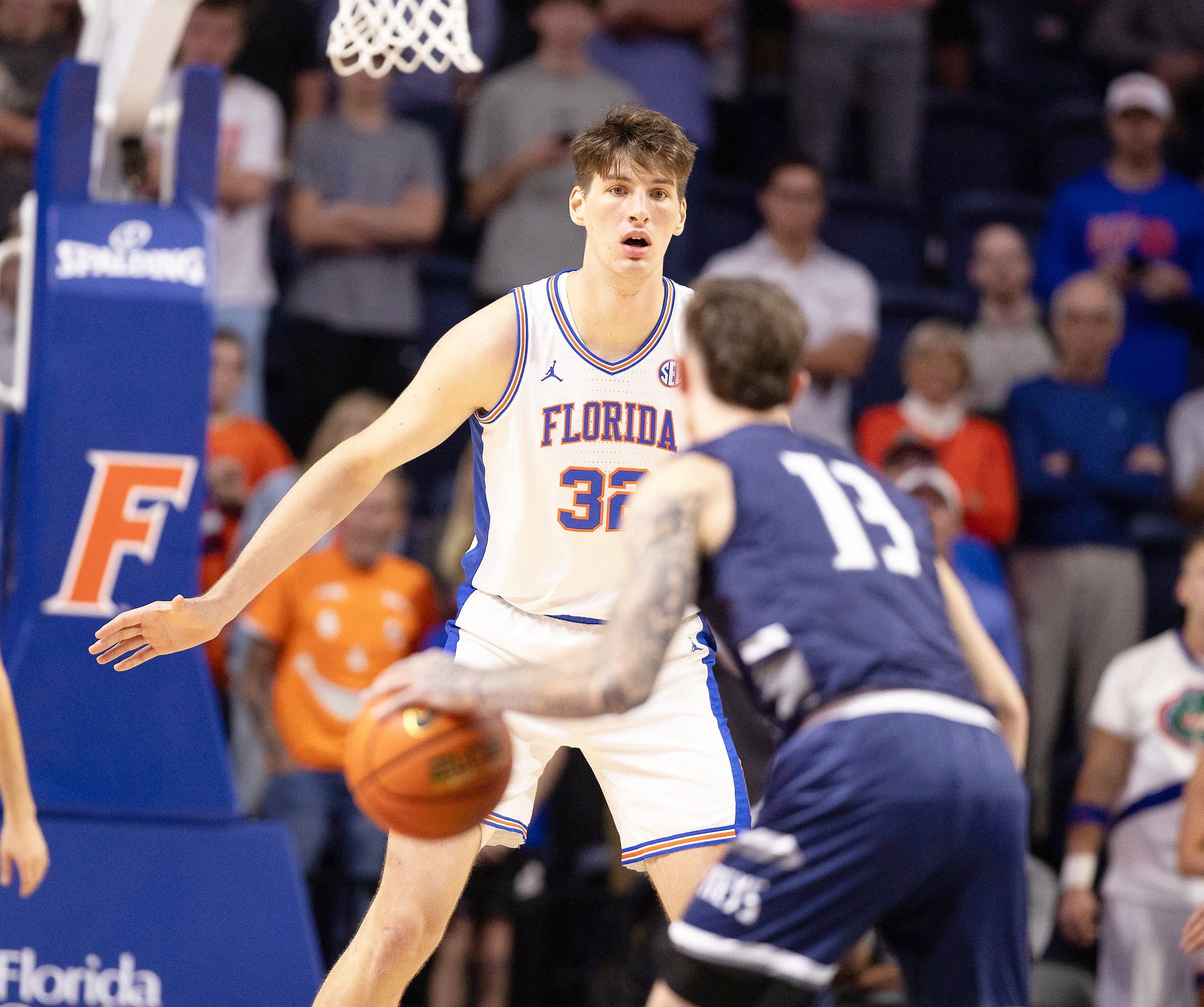 [À VOIR] Le monde vire fou pour un «dunk» du géant québécois Olivier ...