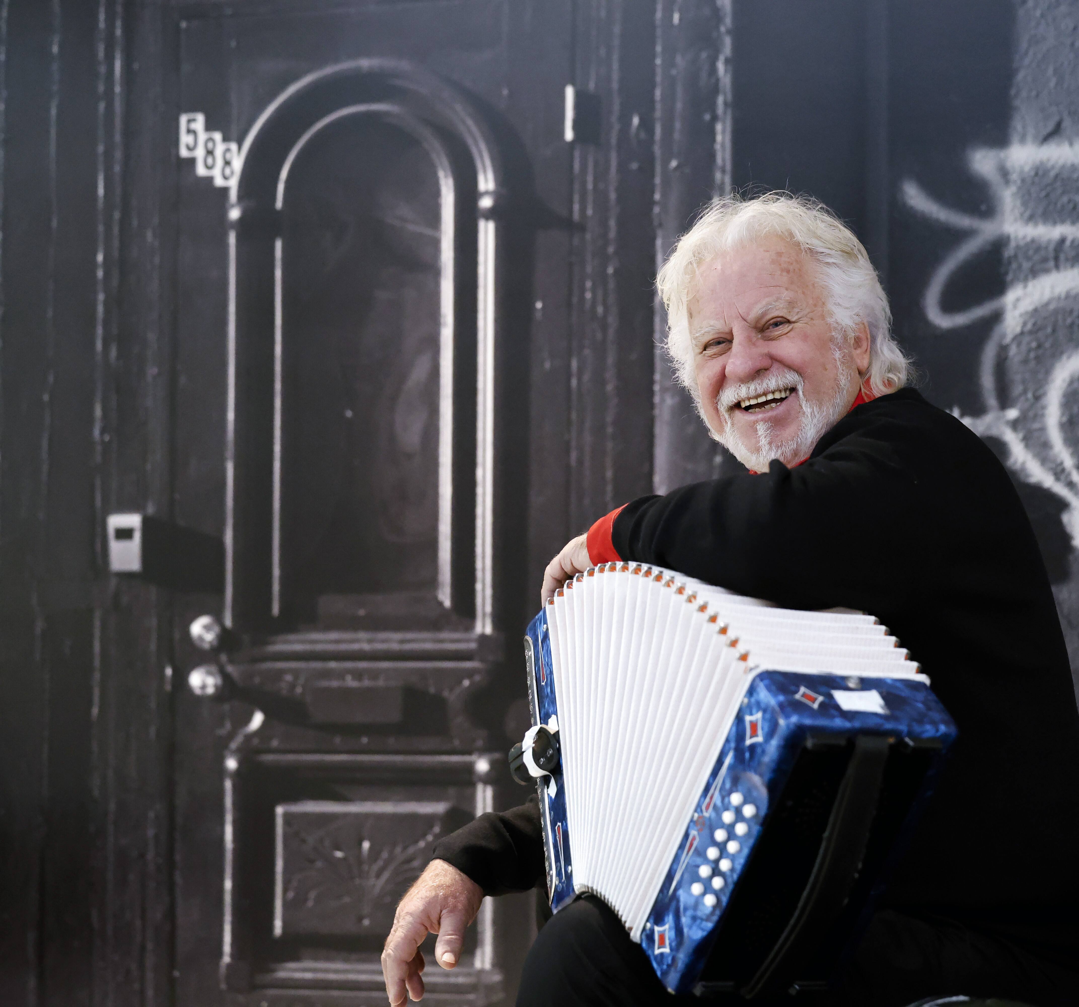 Rencontrez l’accordéoniste Denis Côté, une légende du folklore ...