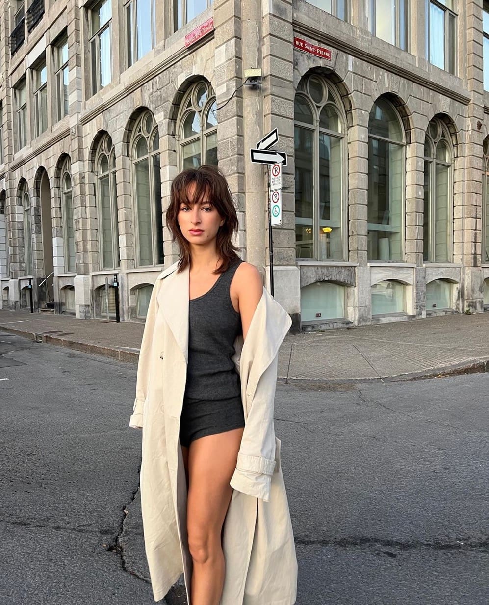 De retour au blond, Izzi Poopi expose ses mamelons dans un haut 100% ...