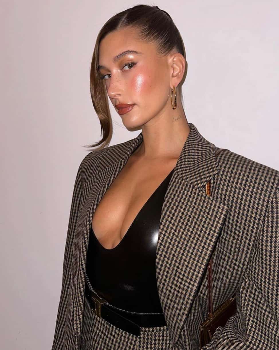 Emmitouflée d’une couverture, Hailey Bieber dévoile sa pêche rebondie ...