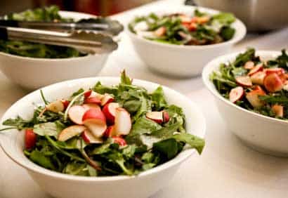 Salade de laitue Boston et de mâche, sauce au babeurre | Coup de pouce