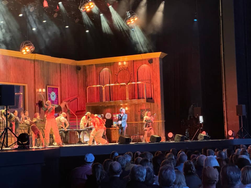 «Un trip de gang»: en coulisses de la comédie musicale «Pub Royal ...