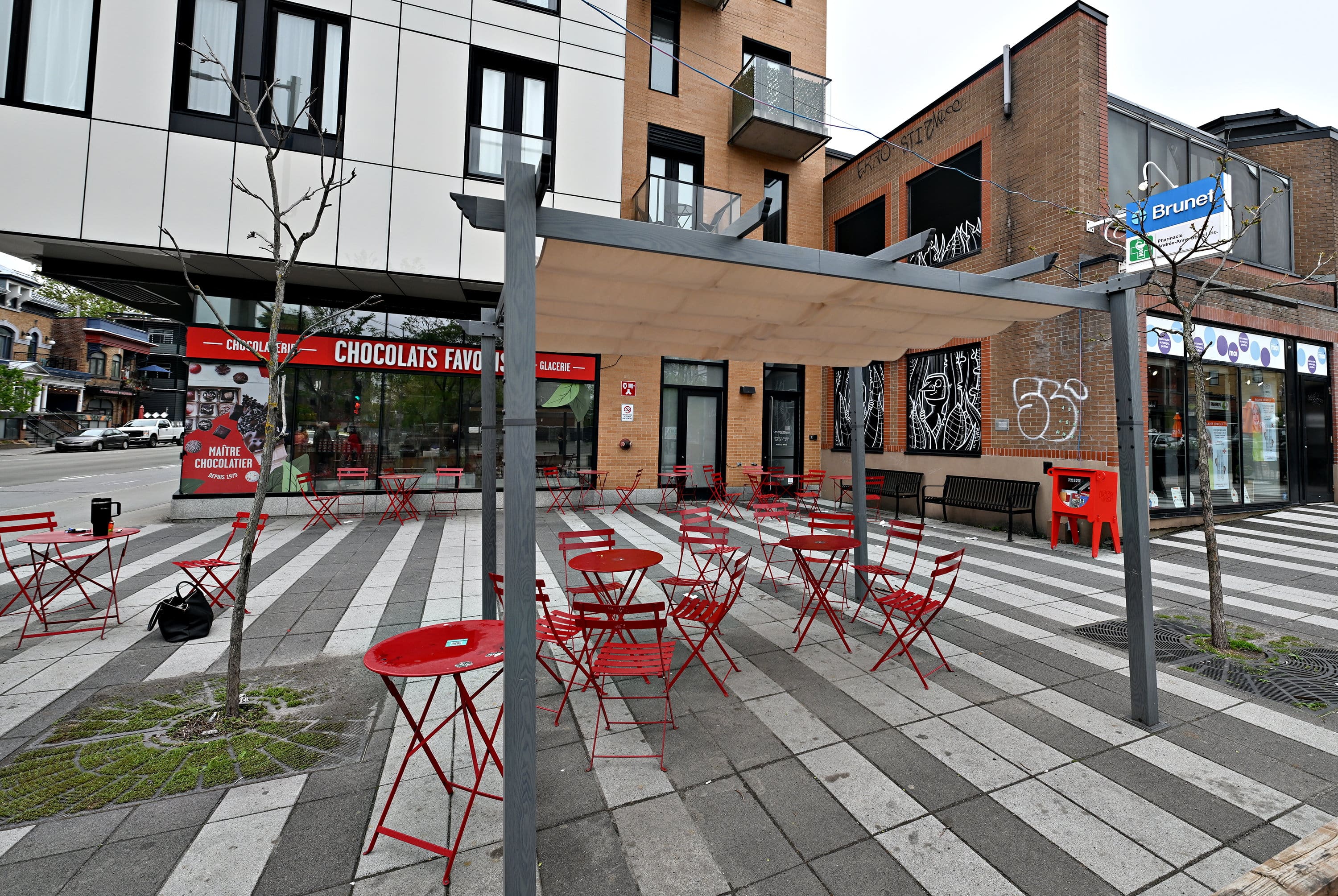 Place Richard-Garneau: la stèle hommage retirée pour les travaux du ...