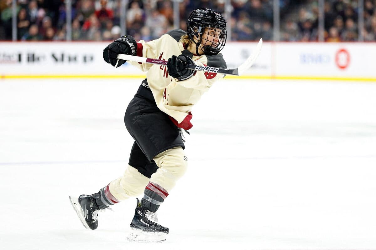 LPHF : un tour du chapeau de Marie-Philip Poulin dans une victoire | JDM