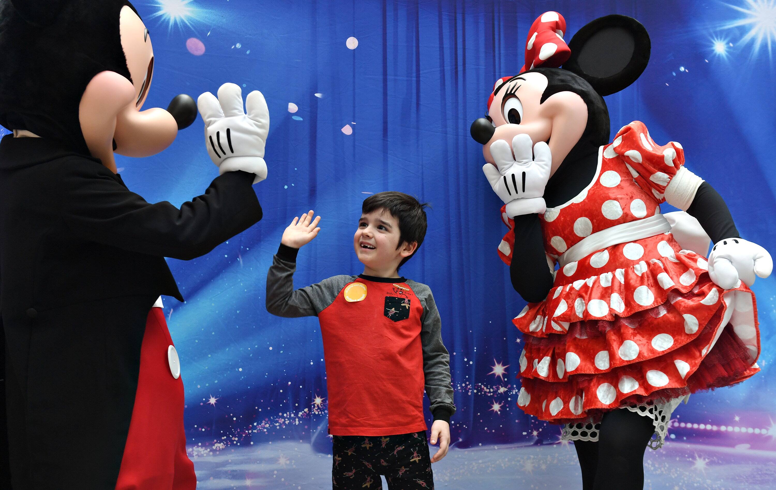 La belle visite de Mickey et Minnie au Centre mère-enfant Soleil du CHU ...