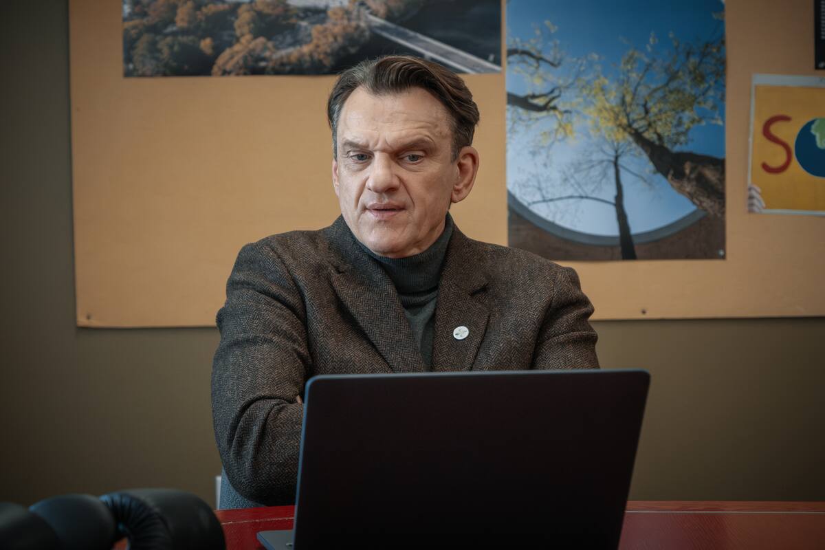 Alex Bisping joue un politicien misogyne, violent et extrêmement tendu ...