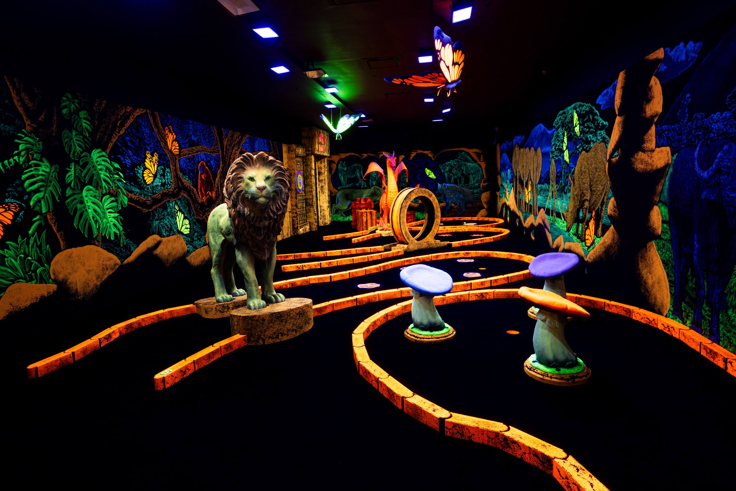 Un premier mini-golf fluorescent à effets 3D s’installe aux Galeries de ...