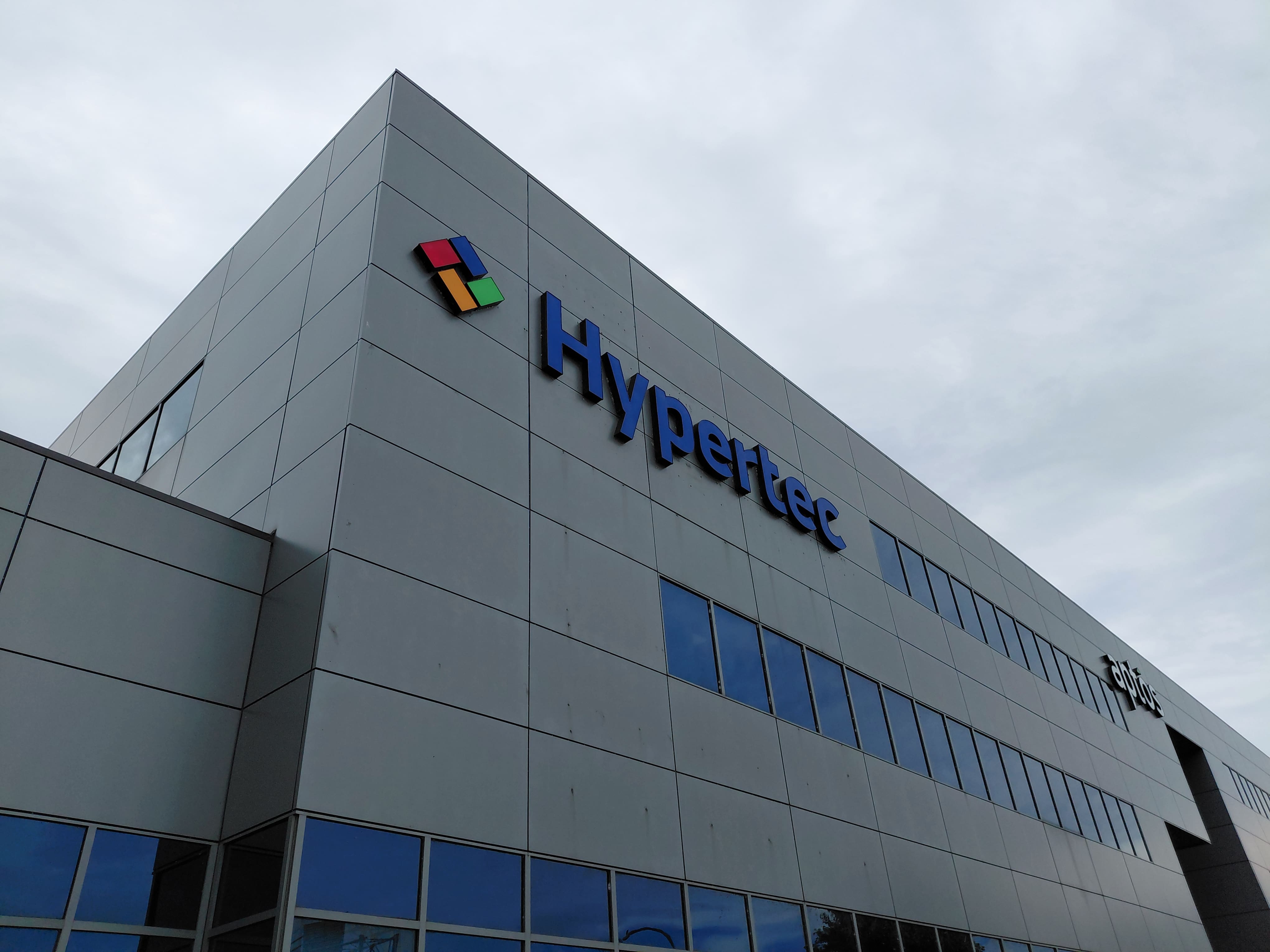 Hypertec: des projets d’«usines d’IA» partout dans le monde, mais pas ...