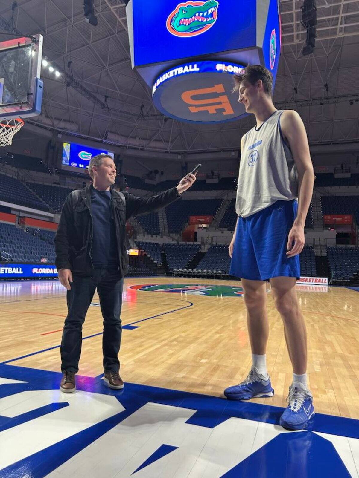 À la rencontre du géant québécois du basketball: à 7 pieds 9 pouces ...