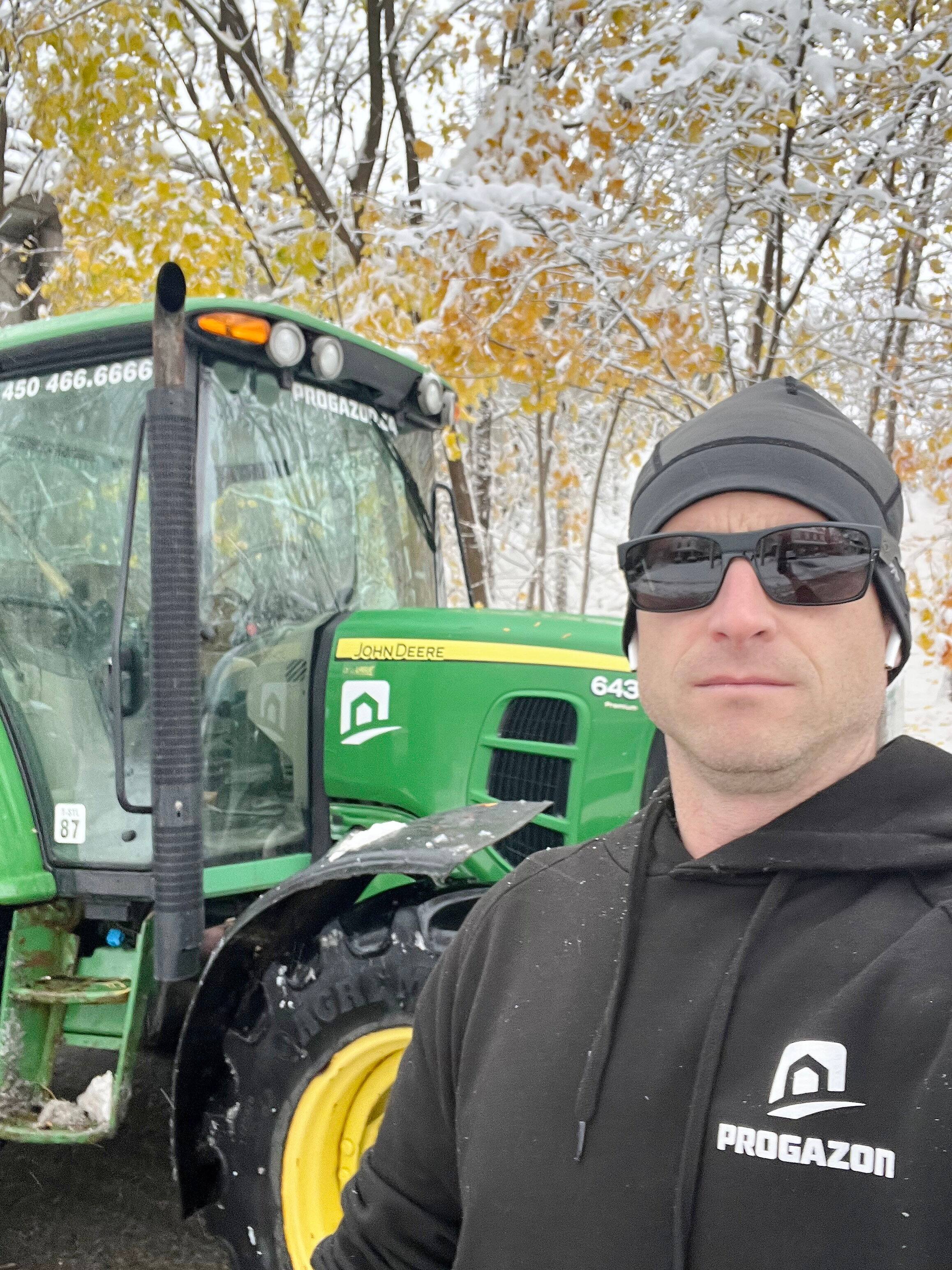 Bordée de neige précoce: des déneigeurs rentrent au travail en catastrophe | TVA Nouvelles