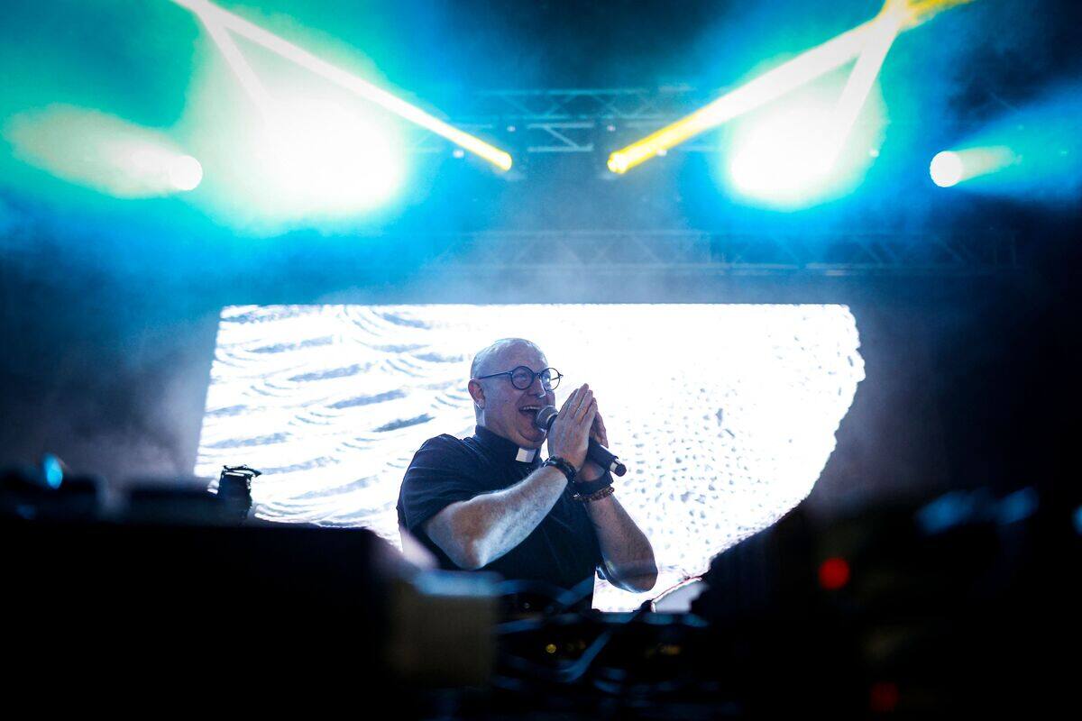Un curé DJ veut faire danser les foules pour transmettre le message d ...