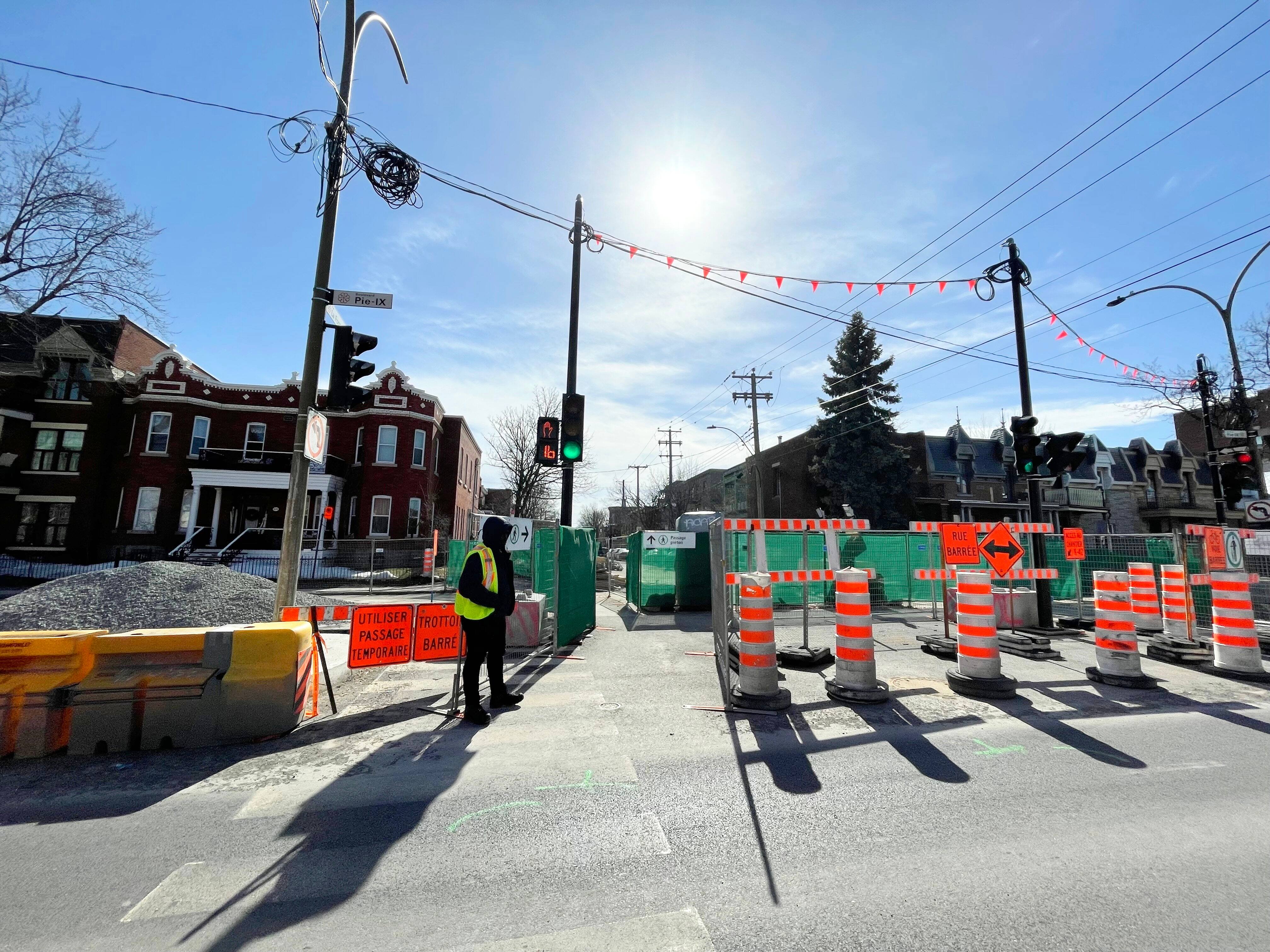 Cycliste de 89 ans happé devant un chantier problématique de la STM ...