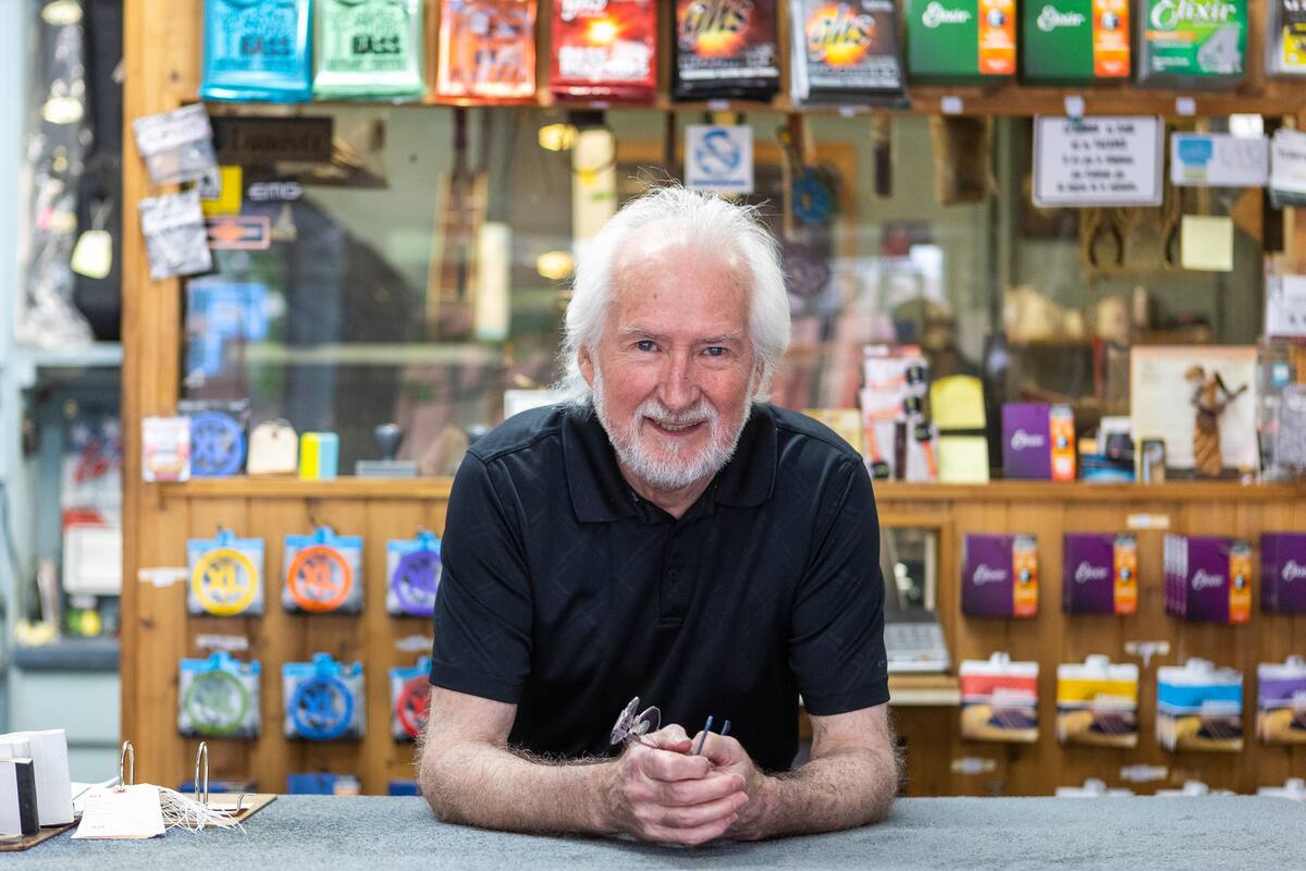 Michel Fournelle: le luthier des plus grands chanteurs de la musique ...